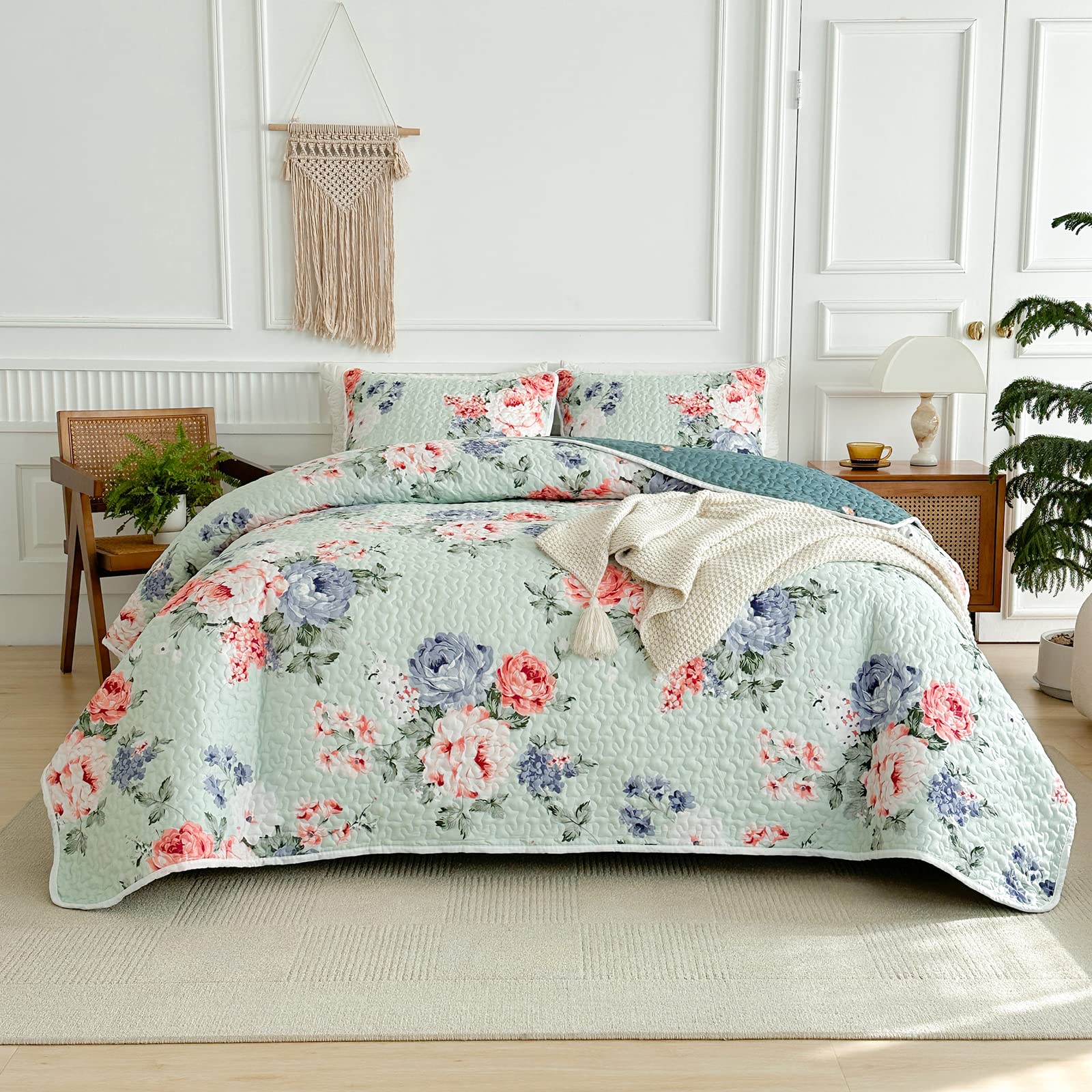 UOZZI BEDDING Botanical Quilt Set Queen Size 90x90 3 PC Reversible Soft Microfiber Lightweight Green Coverlet with Blue Red Flowers Bedspread Summer Bed Cover for All Season (1 Quilt+ 2 Shams)