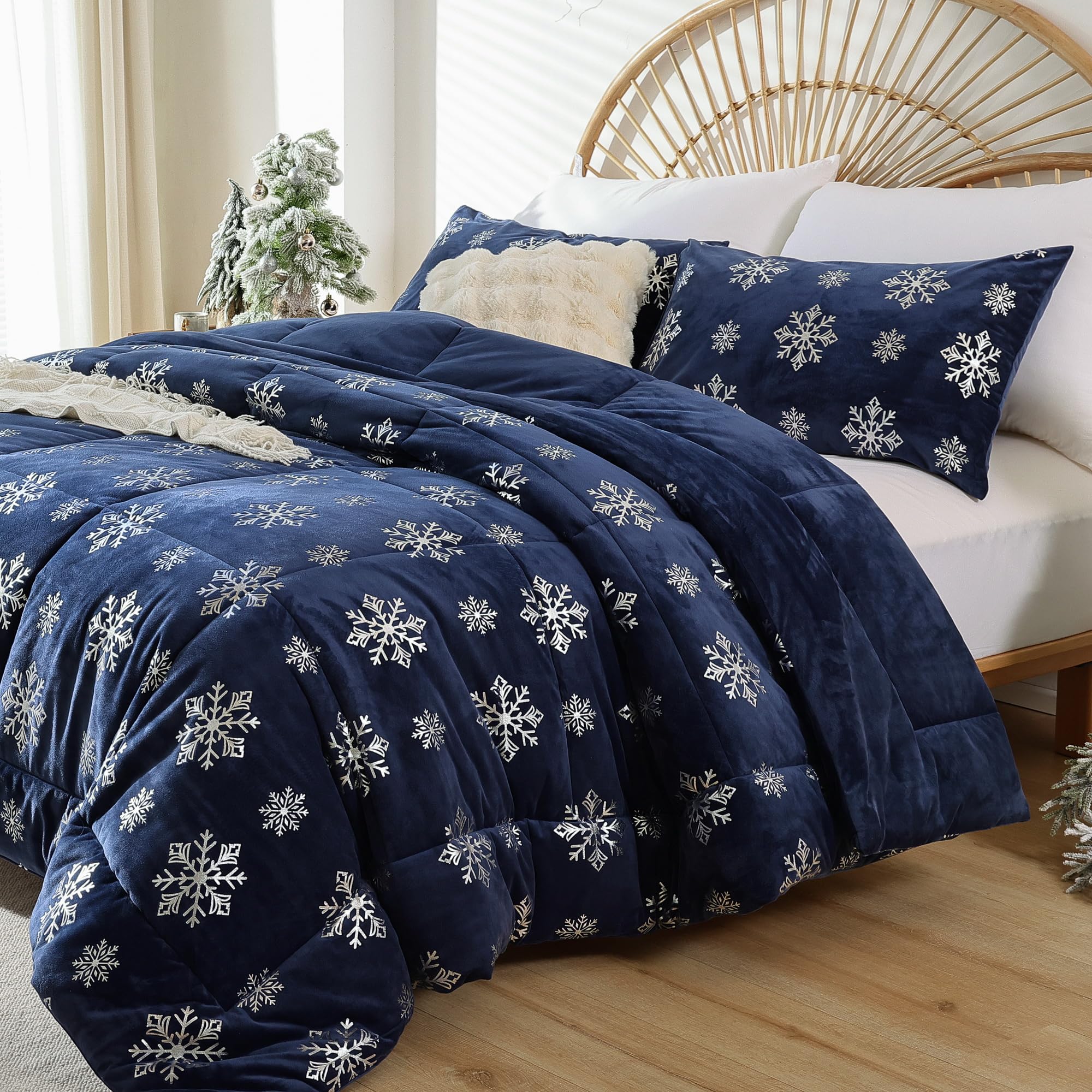 Smoofy Christmas Comforter Set Queen Size Metallic Snowflake Navy Blue Velvet Christmas Bedding Set Gold Printed Pattern Luxury Warm Xmas Winter Comforter Set 3Pcs (1 Comforter, 2 Pillowcases)