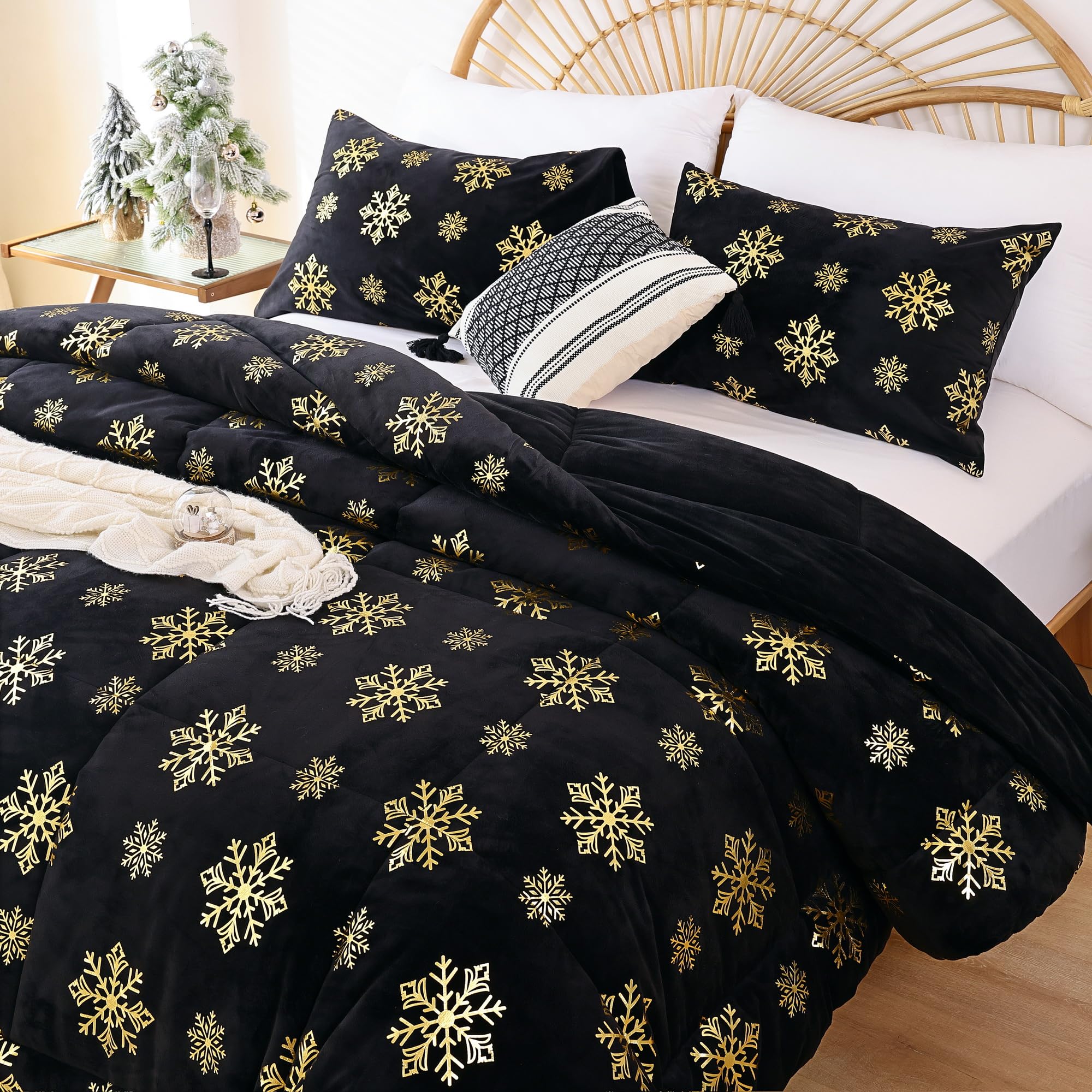 Smoofy Christmas Comforter Set Queen Size Metallic Snowflake Black Velvet Christmas Bedding Set Gold Printed Pattern Luxury Warm Xmas Winter Comforter Set 3Pcs (1 Comforter, 2 Pillowcases)
