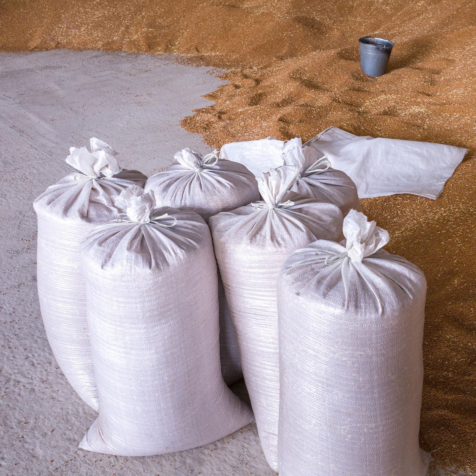 Windyun 200 Pcs White Empty Sandbags with Ties 18 x 30 Inch White Woven Polypropylene Sandbags Bulk, Heavy Duty Sandbags Flood Water Barrier for Hurricane Flooding, Construction