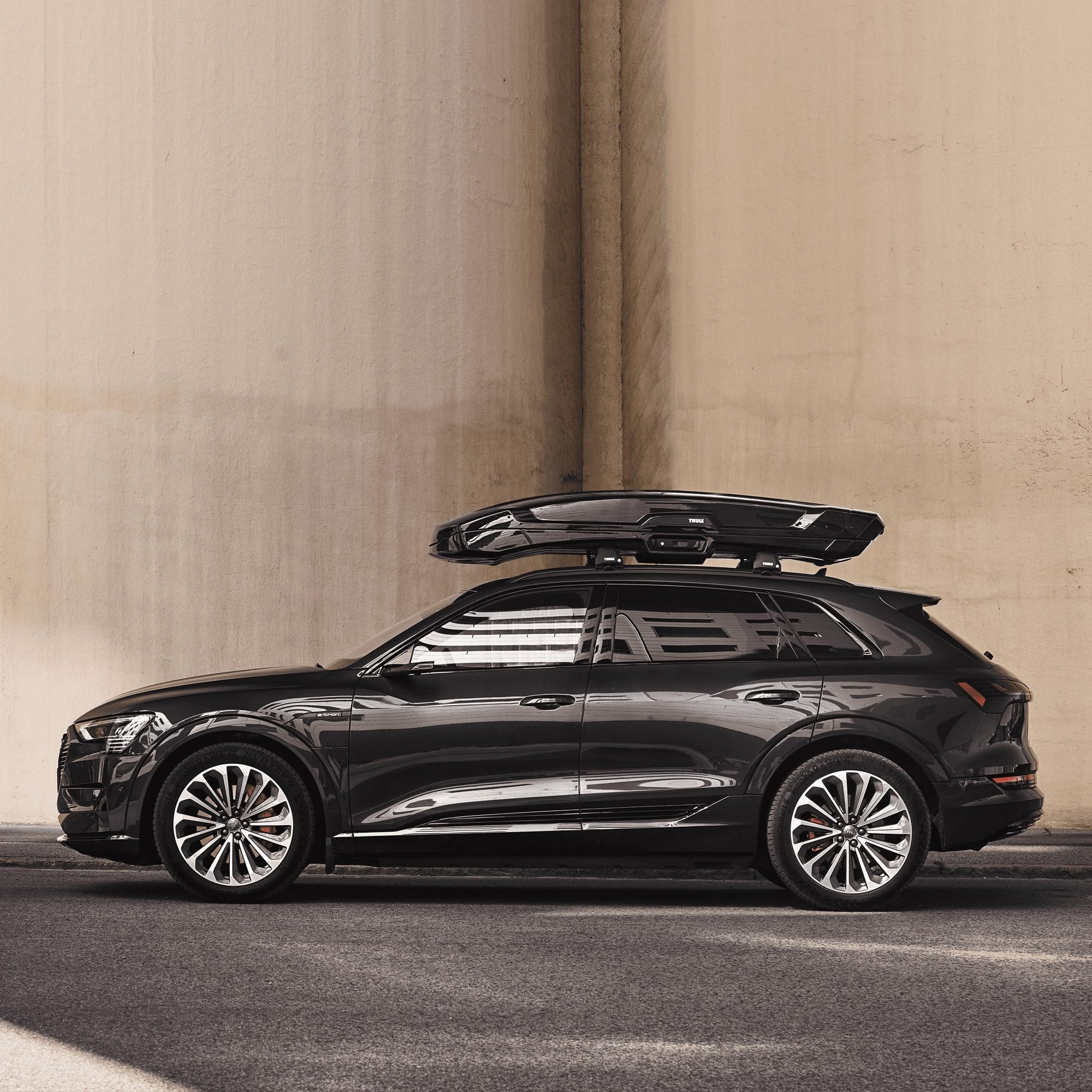 Thule Vector Rooftop Cargo Box, Medium, Black Metallic