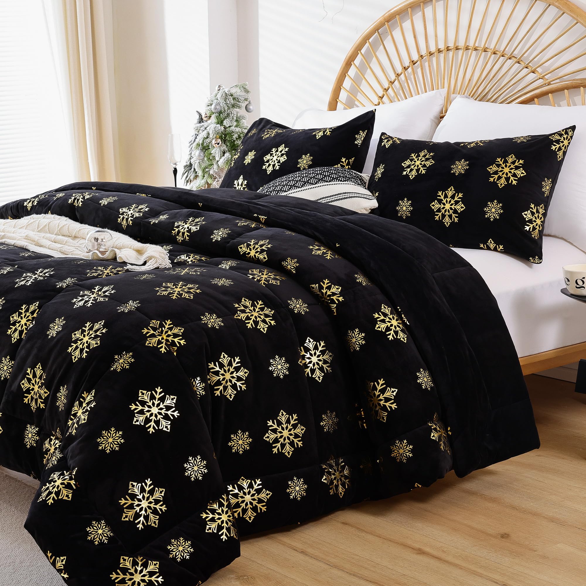 Smoofy Christmas Comforter Set Queen Size Metallic Snowflake Black Velvet Christmas Bedding Set Gold Printed Pattern Luxury Warm Xmas Winter Comforter Set 3Pcs (1 Comforter, 2 Pillowcases)