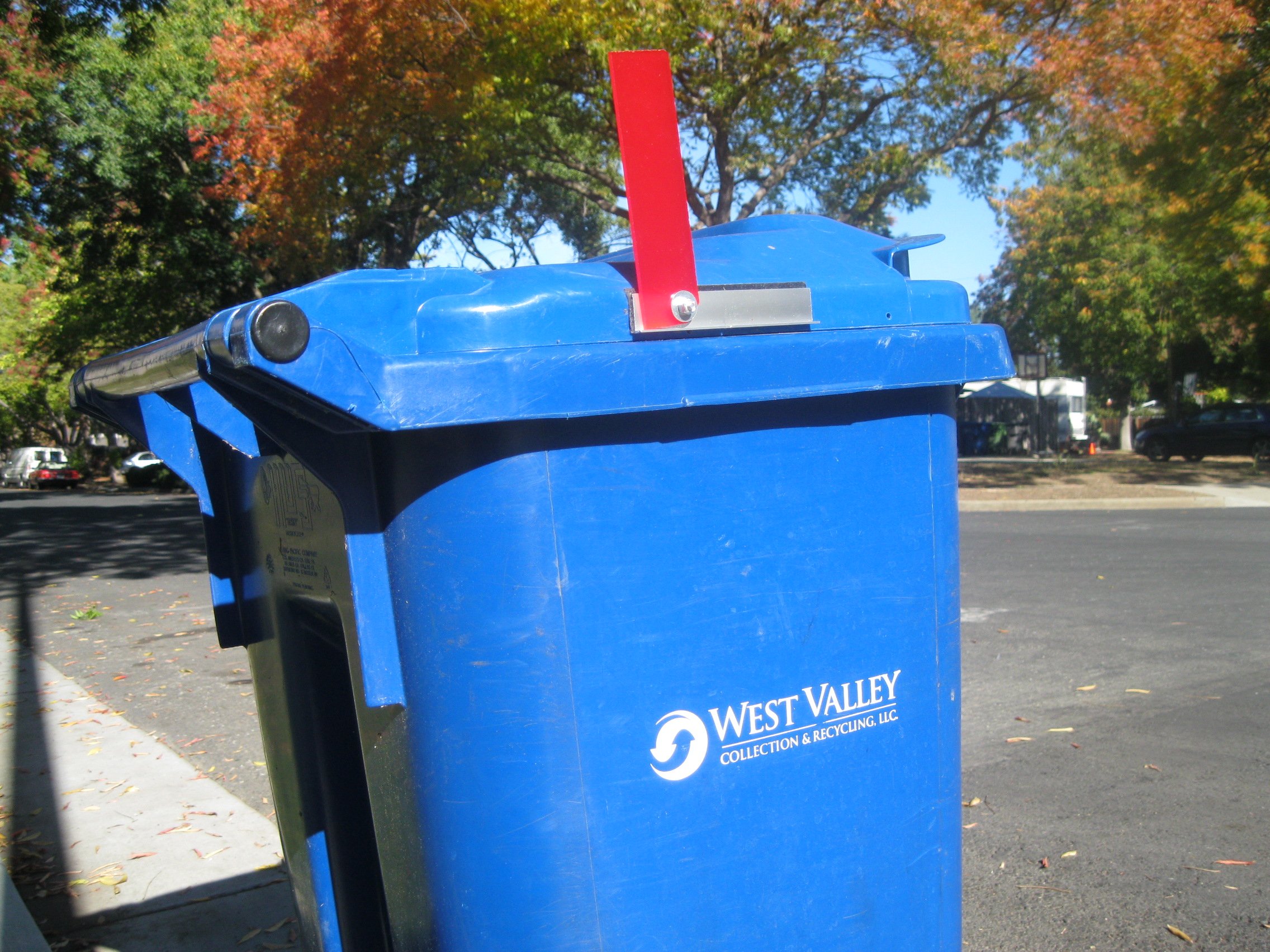 Trash Bin Alert Flag That Attaches to Rollout Waste and Recycle Garbage Cans. Eliminate unnecssary Trips to Check curbside Pickup.