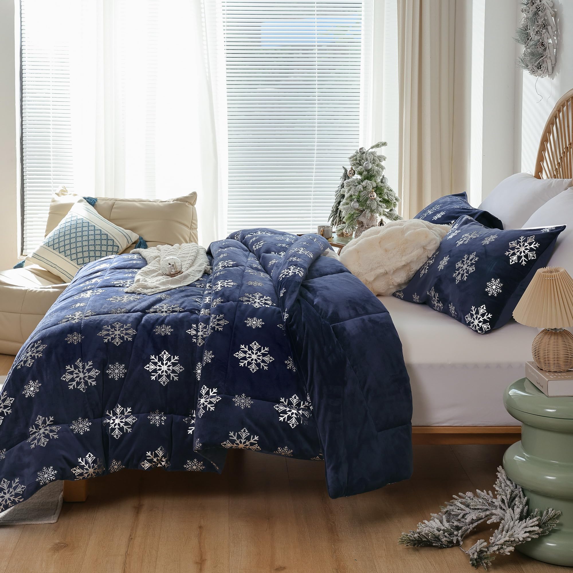 Smoofy Christmas Comforter Set Queen Size Metallic Snowflake Navy Blue Velvet Christmas Bedding Set Gold Printed Pattern Luxury Warm Xmas Winter Comforter Set 3Pcs (1 Comforter, 2 Pillowcases)