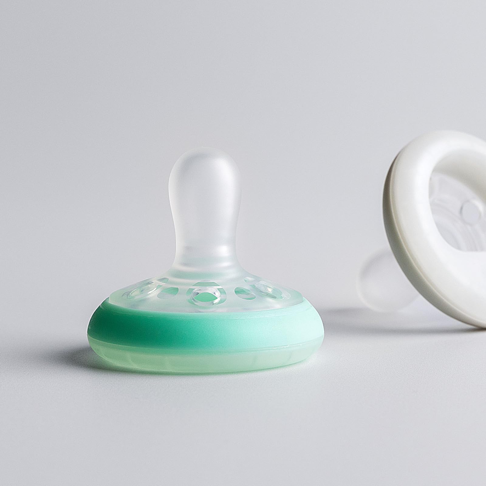 Tommee Tippee Breast-Like Night Pacifier, 6-18 Months with Breast-Like Shape and Glow in The Dark Technology, 4-Count, Blue/Yellow