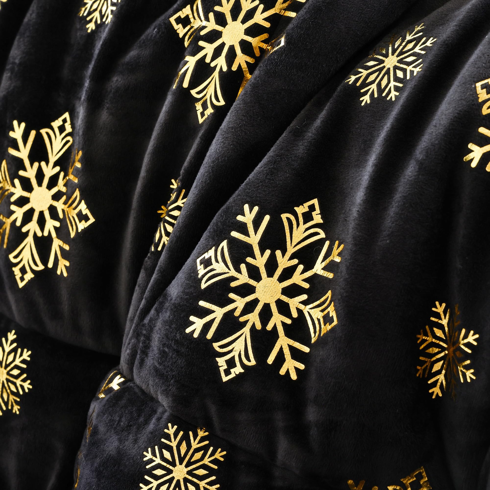 Smoofy Christmas Comforter Set Queen Size Metallic Snowflake Black Velvet Christmas Bedding Set Gold Printed Pattern Luxury Warm Xmas Winter Comforter Set 3Pcs (1 Comforter, 2 Pillowcases)