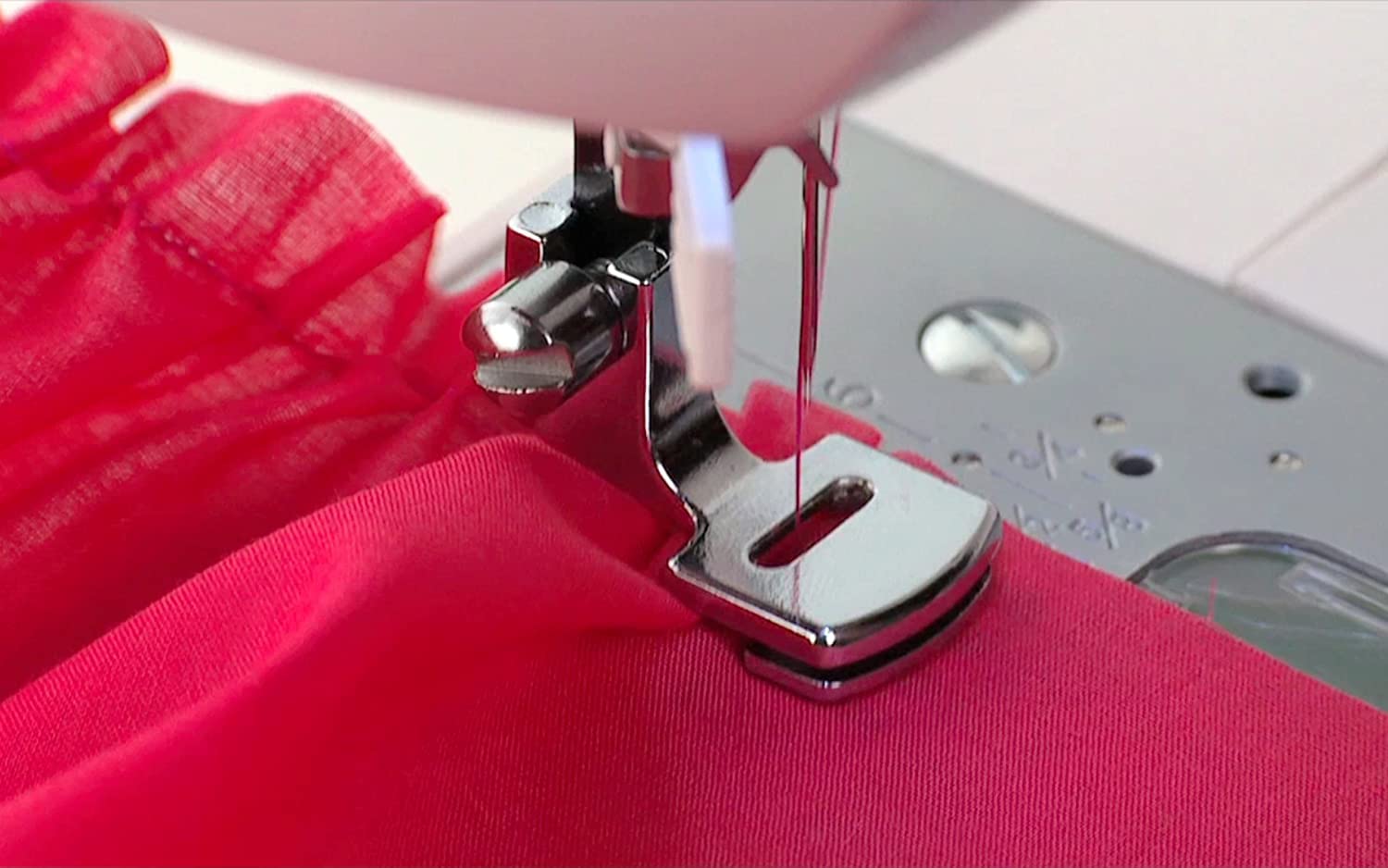 SINGER | Gathering Presser Foot for Low-Shank Sewing Machines, Simutaneously Trims & Hems Edges, Zig-Zag and Over-Edge Stitches - Sewing Made Easy