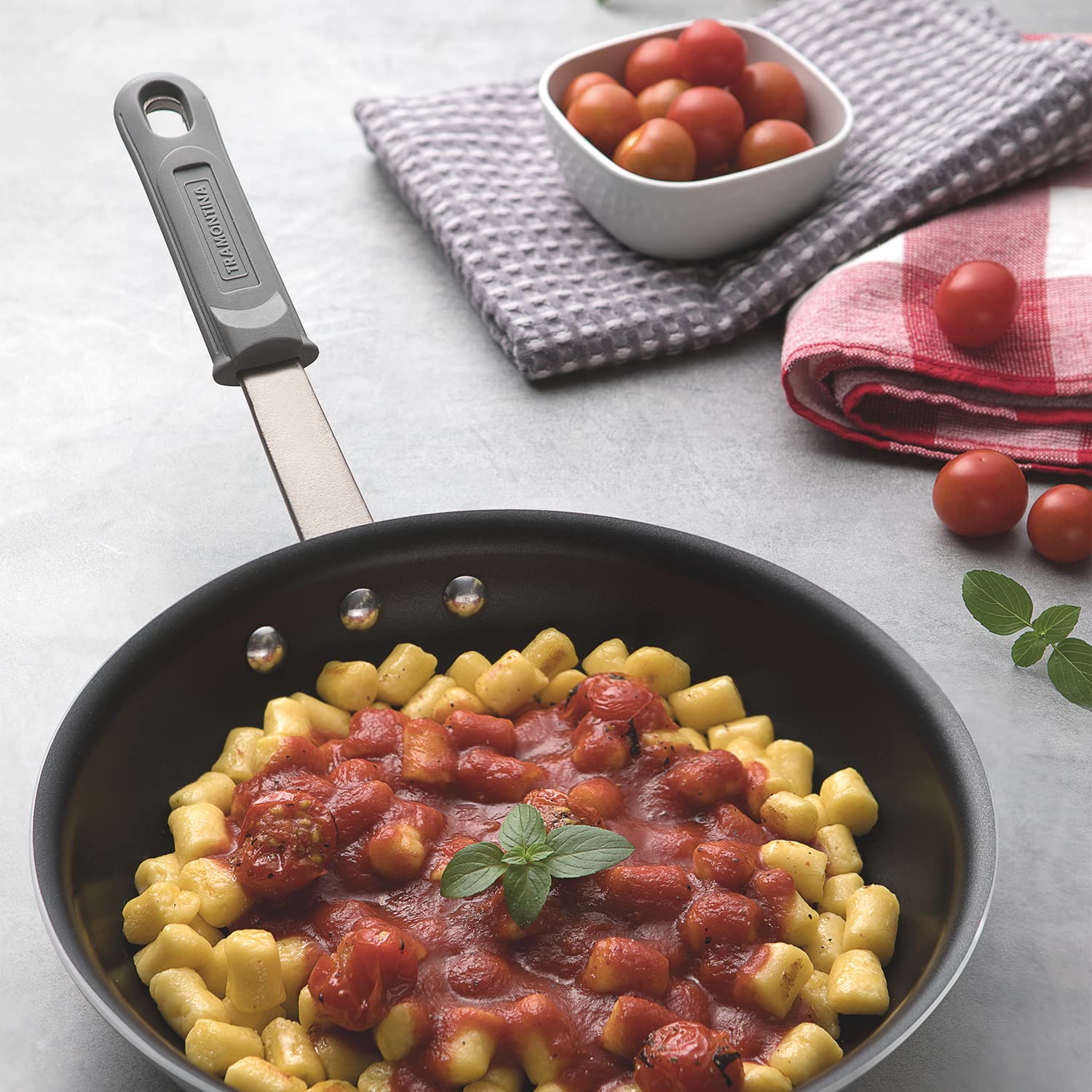 Tramontina Professional Non-Stick Frying Pan with Removable Silicone Handle for Electric, Gas and Ceramic Glass Hobs, Aluminium Cookware, Kitchen, 20 cm, 1.0 Litre, 20890020