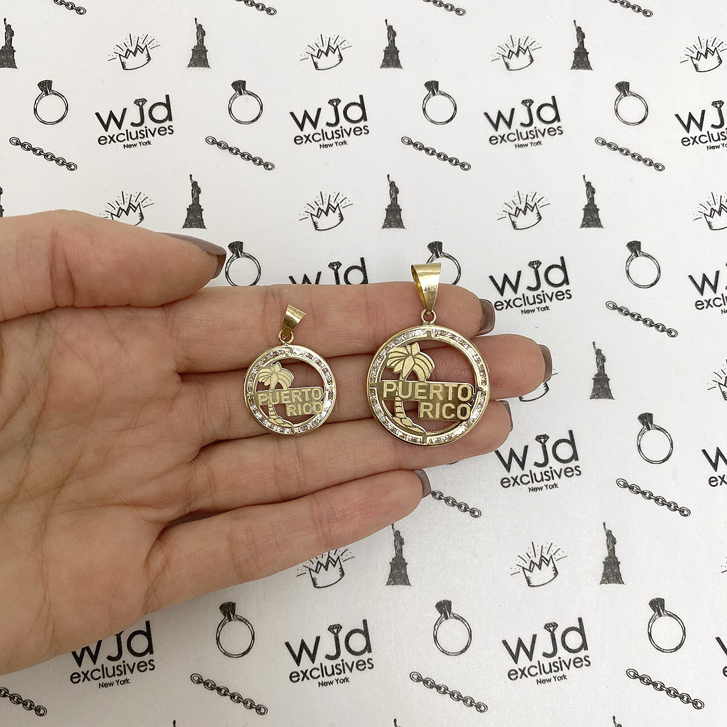 WJD Exclusives 10K Yellow Gold Simulated Diamond Puerto Rico Palm Tree Medallion Disk Pendant, 19mm