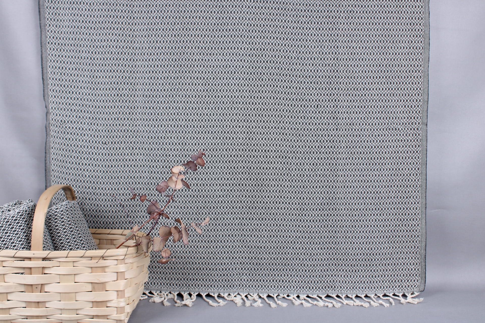 Turkish Beach Towel, 40x71 Oversized Beach Towels - Beach Blanket 100% Cotton Quick Drying Compact, Soft and Absorbent Travel Towel Gifts for Adults Beach Accessories - Diamond2 Model (Black)