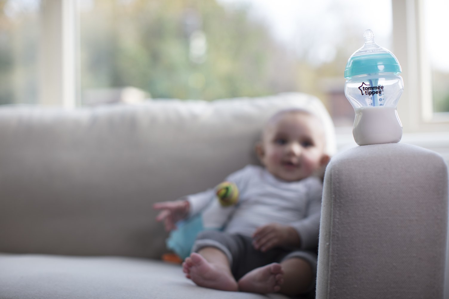 Tommee Tippee Advanced Anti-Colic Baby Bottle, Slow Flow Breast-Like Nipple, Heat-Sensing Technology, BPA-Free - 9 Ounce, 1 Count