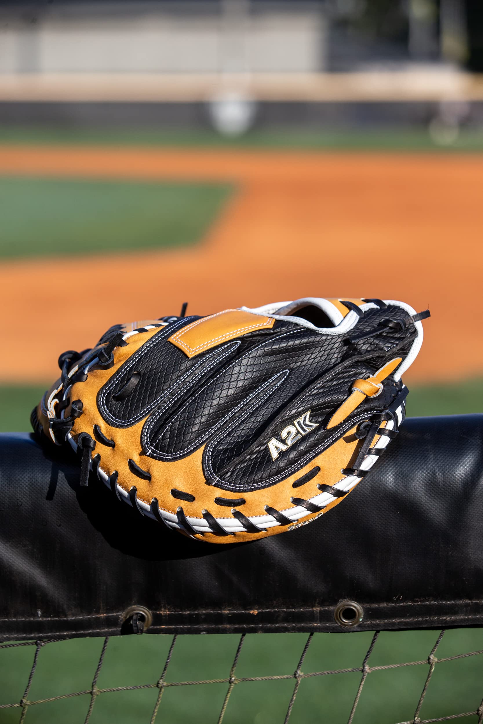 WILSON A2K M1D 33.5" Baseball Catcher's Mitt - Right Hand Throw