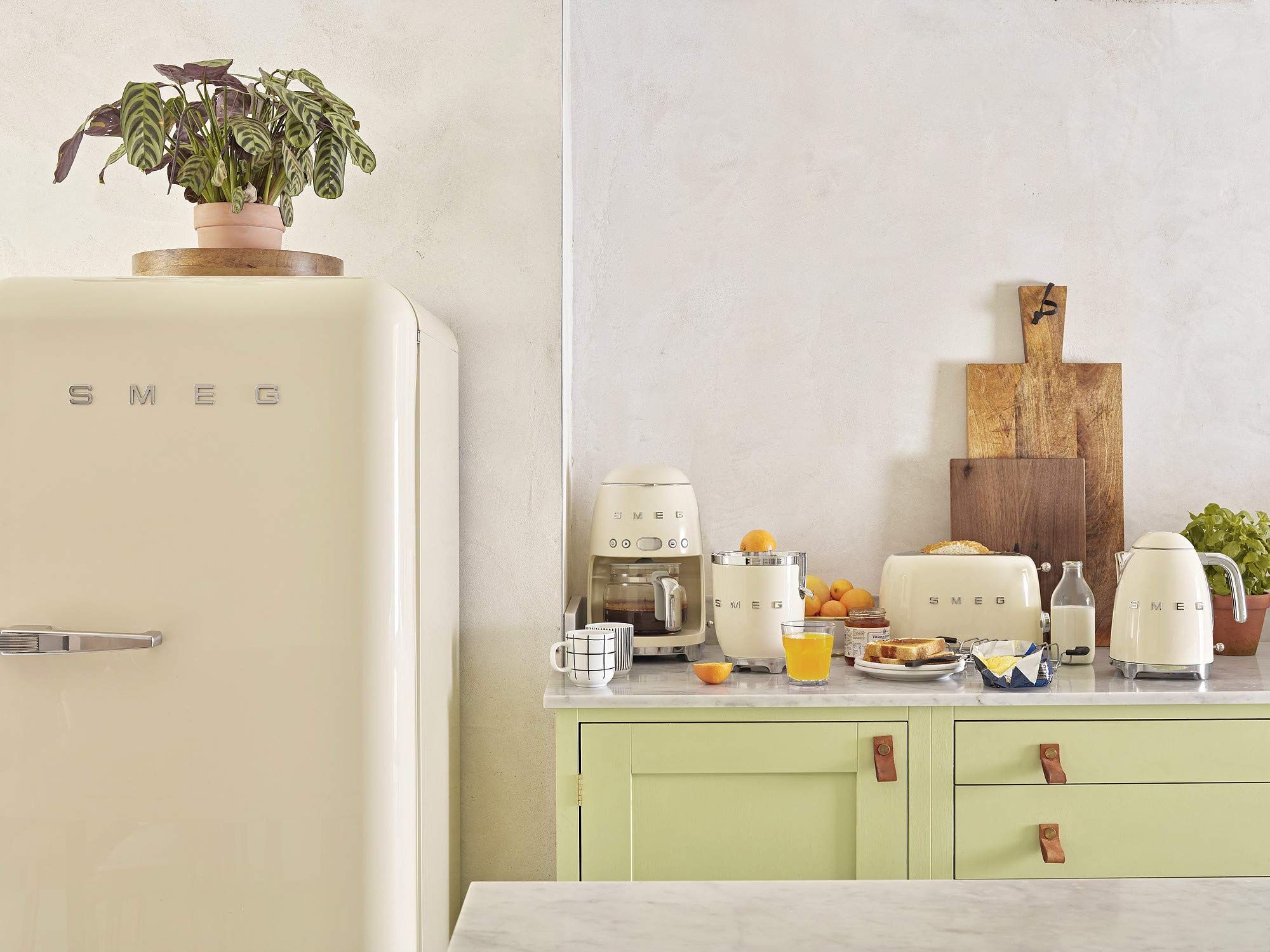 Smeg DCF02CRUK Drip Coffee Machine, Auto-Start Mode, Reuseable Filter, Digital Display, Anti-Drip System, Aroma Intensity Option, 1.4 Litre Tank, Cream