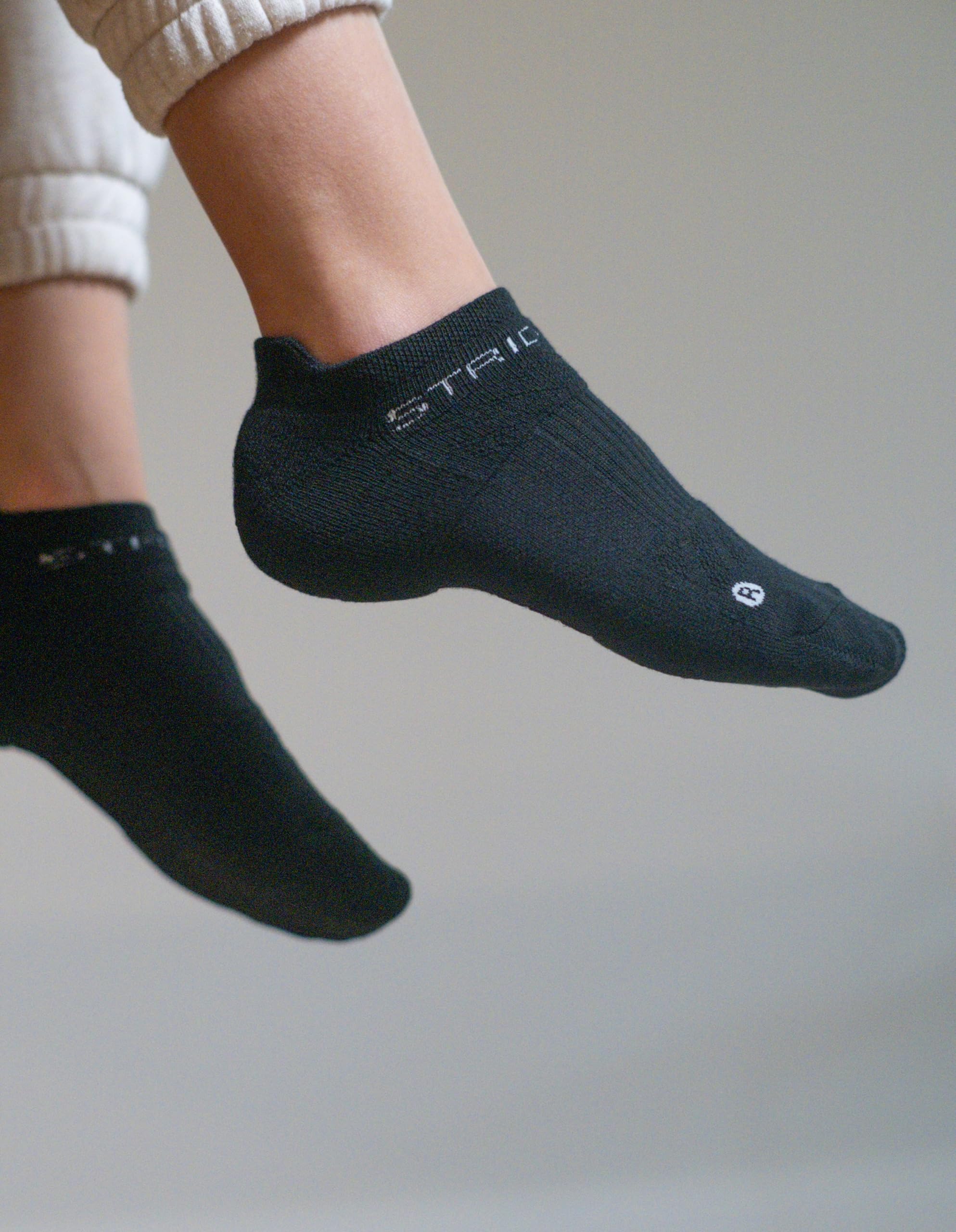 Strideline Basic Low Cut Socks | Quad-Ply Yarn Padding, Direct Compression and Zoned Cushioning, 1 Pack (Black, Medium-Large)