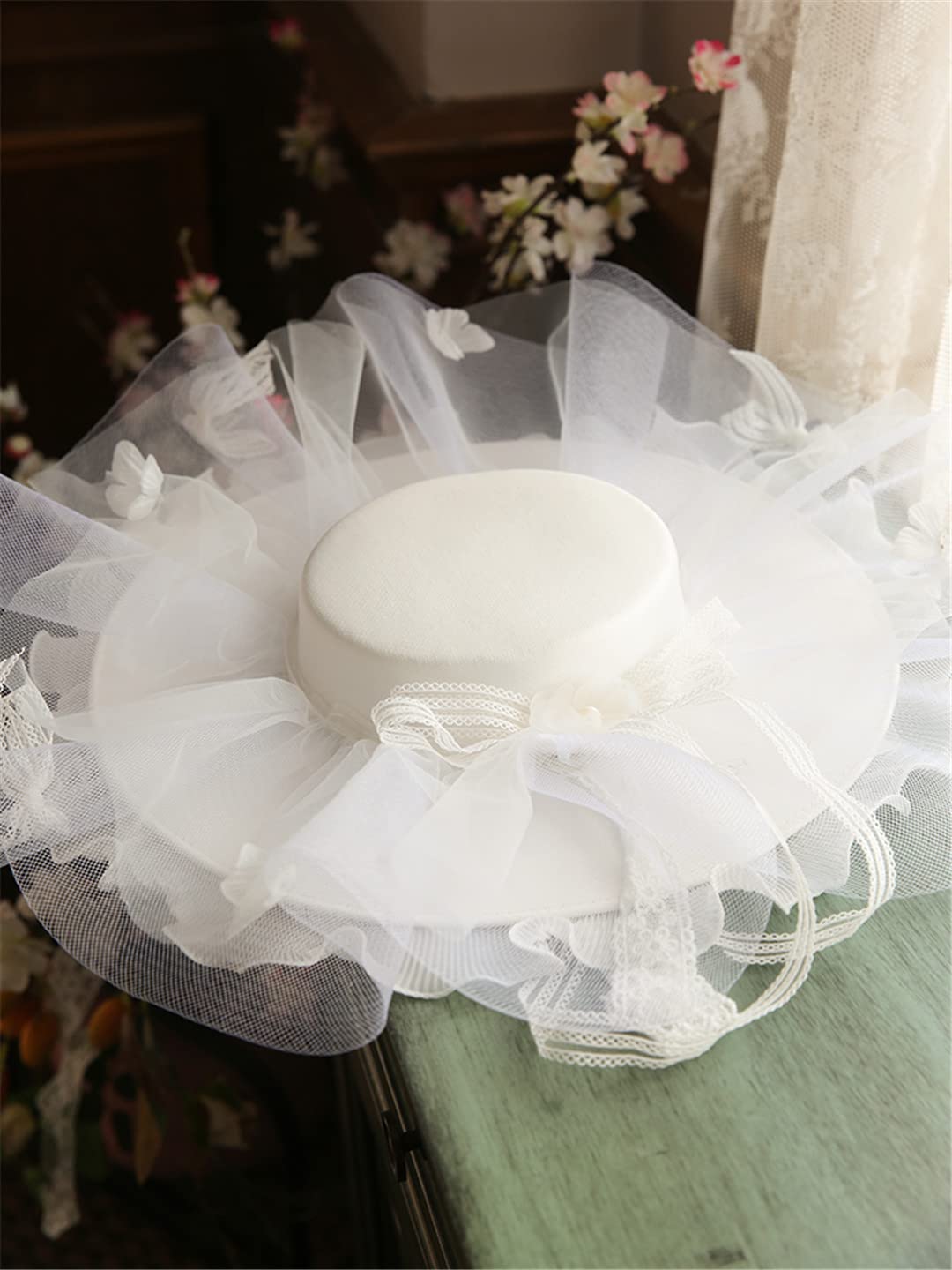 White Multilayer Gauze Wedding Hat Large Satin Bridal Hat Vintage Ribbon Charming Tiara Cocktail Church Hat Tiara White 45cm