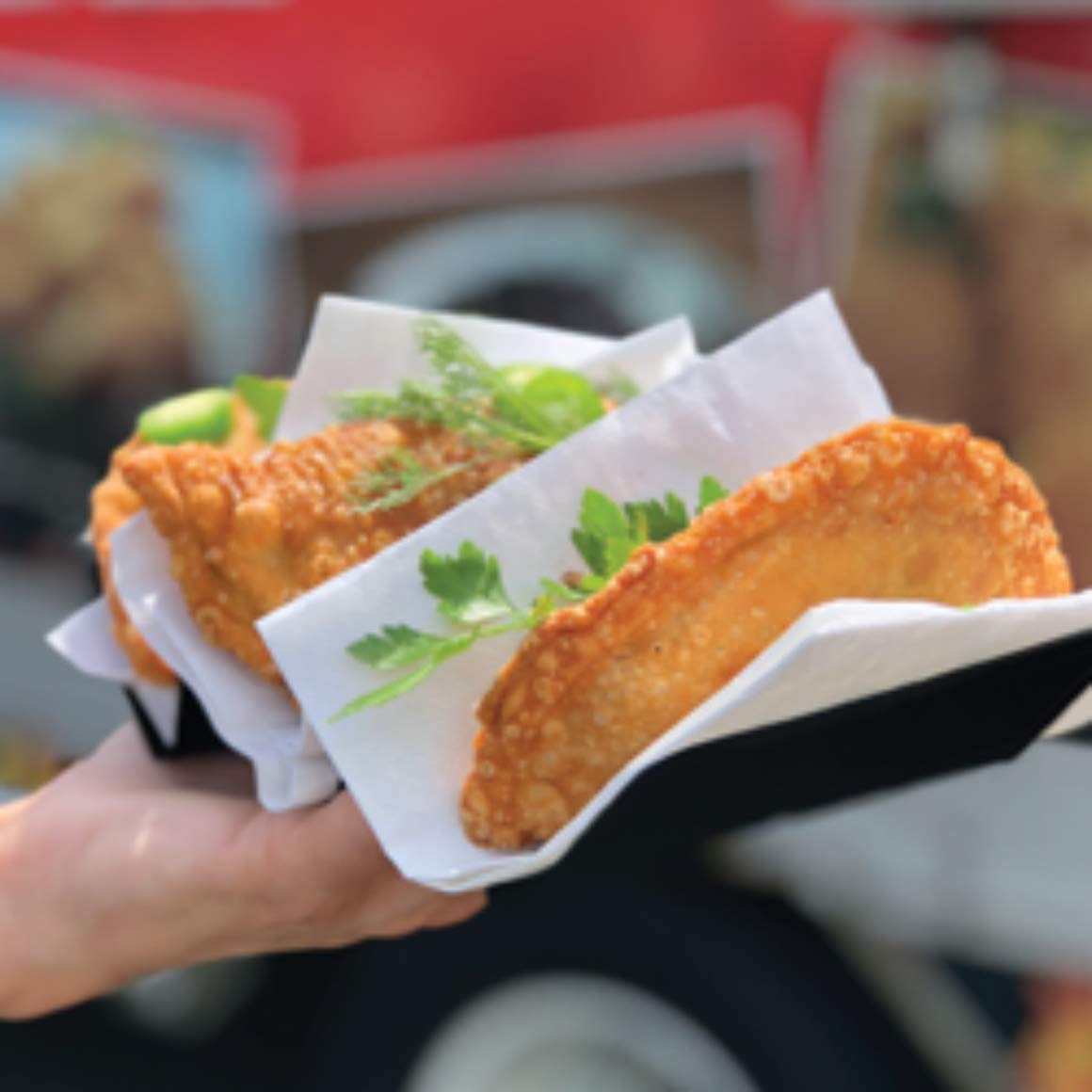 zappy 100 Pack Taco Holder Taco Stand holds Hard Tacos and Soft Taco Shells | Taco Truck Tray for the Best Mexican Tacos Schwarmas or Pita Wraps 100 Heavyweight Disposable Plastic Taco Holders