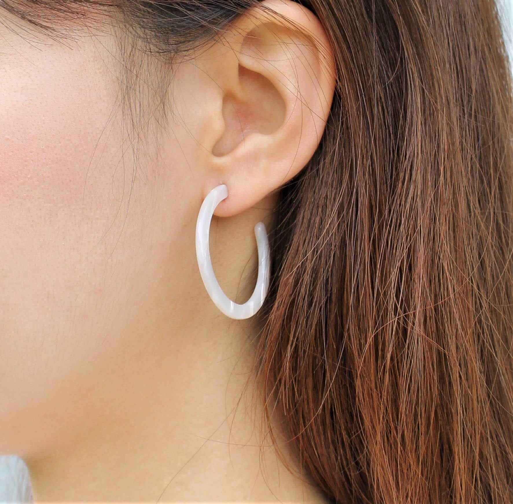 POMINA Lightweight Marble Acrylic Resin Hoop Earrings Basic Fashion White Hoop Earrings for Women (White)