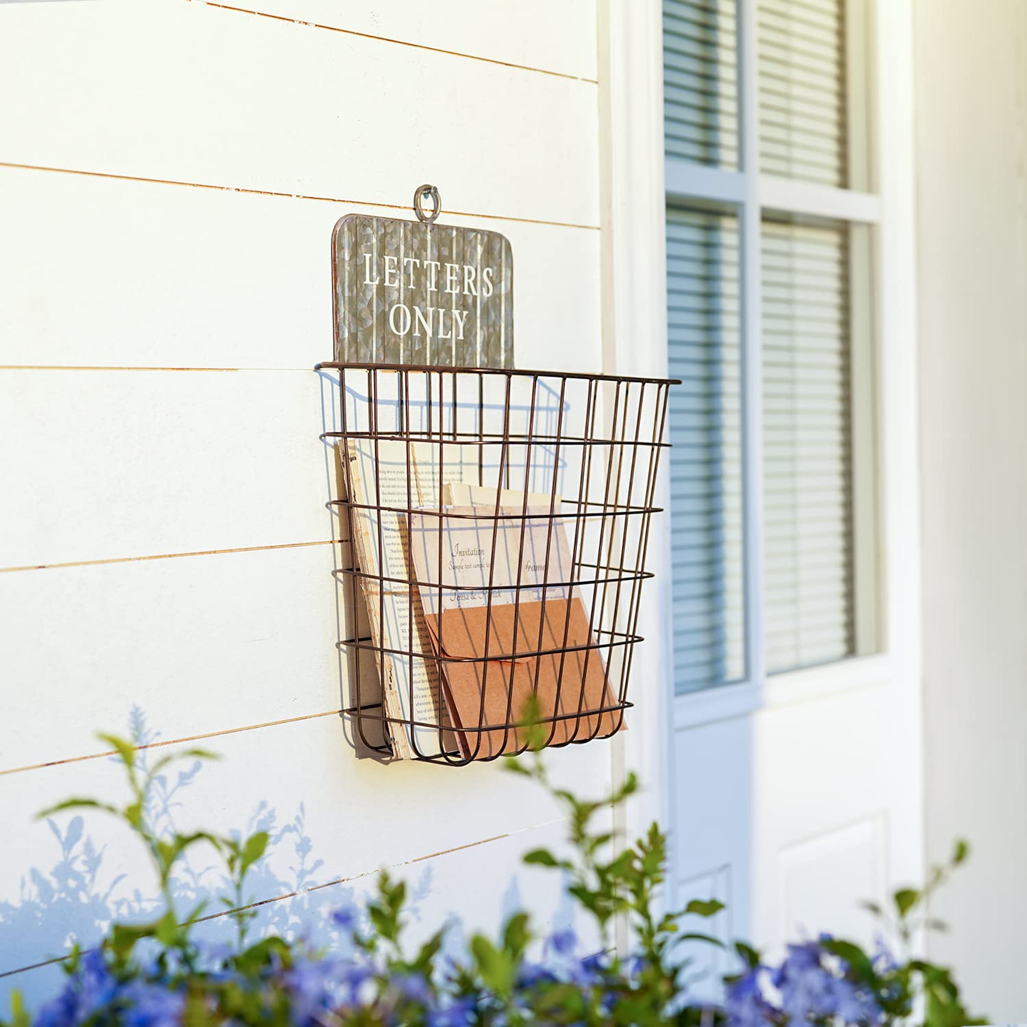 SOFFEE DESIGN Wall Mount Metal Mail Holder Basket Mail Organizer for Storage Postcard, Mail, Newspaper, Letter, Bill, Magazine, Home Office Wall Decor Hanging Letter Basket Mailbox