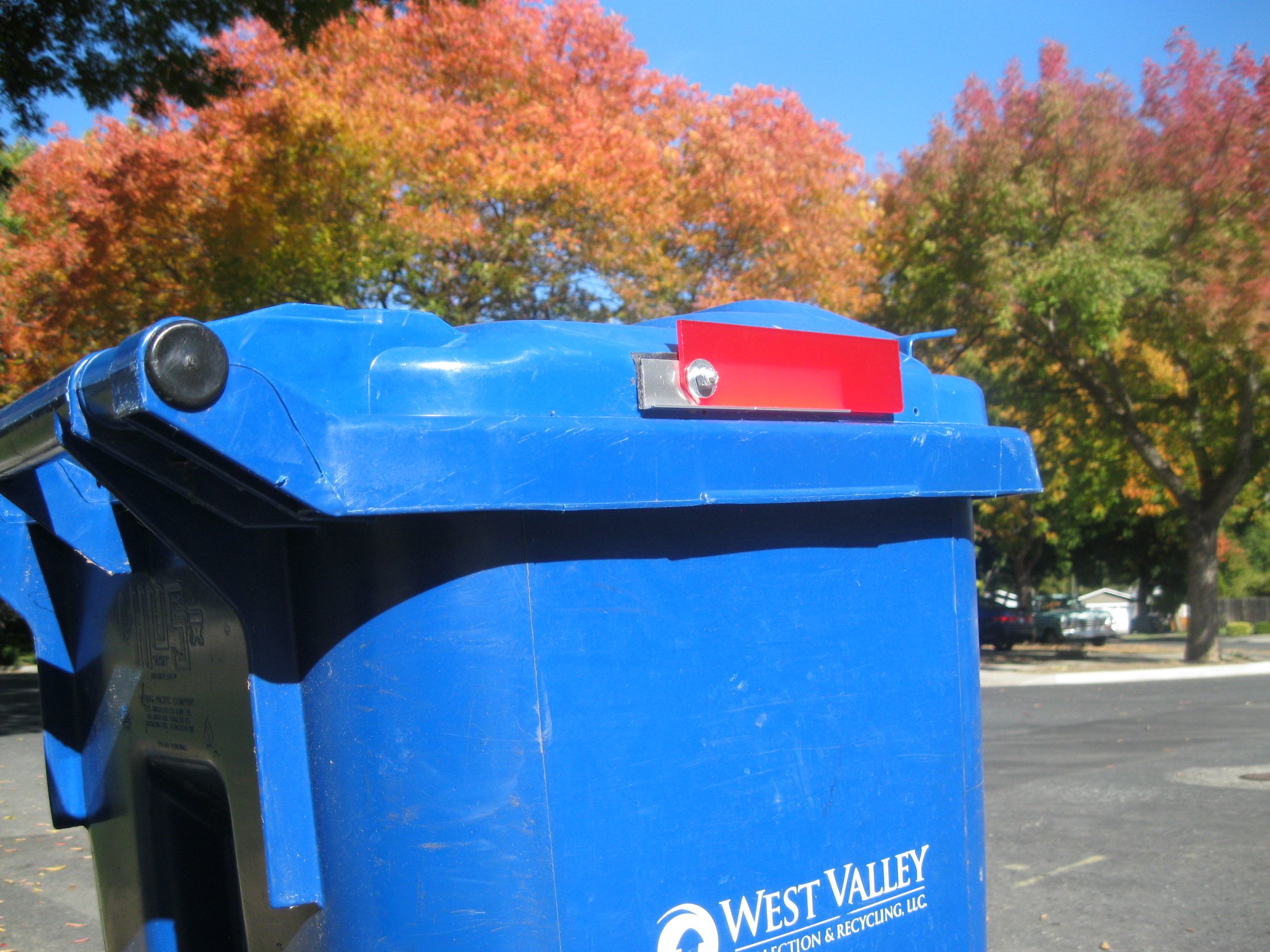 Trash Bin Alert Flag That Attaches to Rollout Waste and Recycle Garbage Cans. Eliminate unnecssary Trips to Check curbside Pickup.