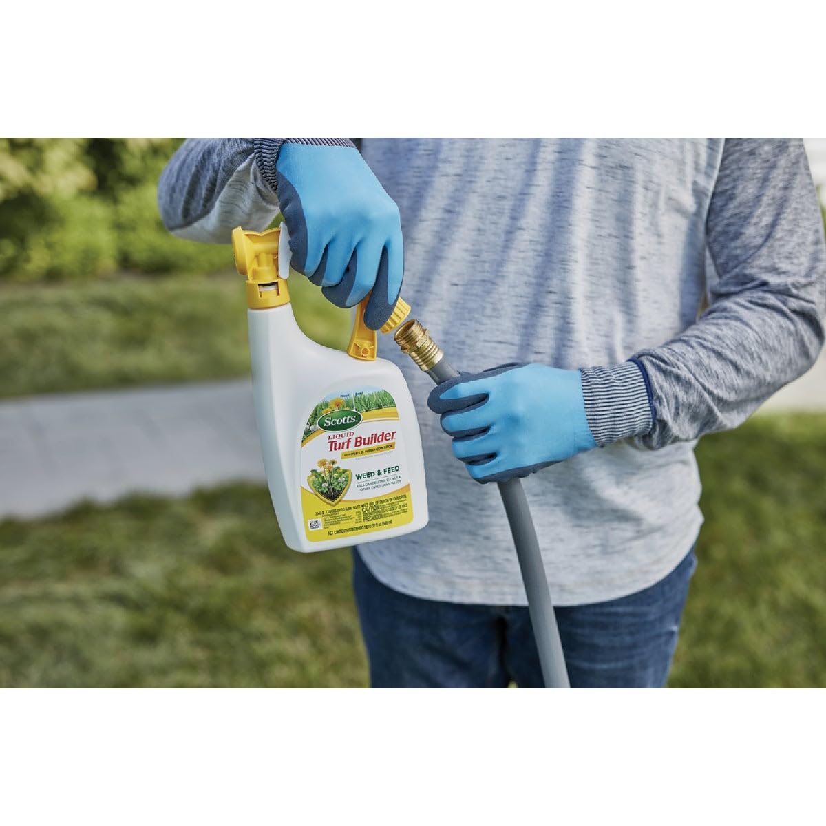 Scotts Liquid Turf Builder Lawn Fertilizer with Plus 2 Weed Control (Liquid Lawn Fertilizer plus Dandelion, Clover & Other Lawn Weed Killer) 32oz