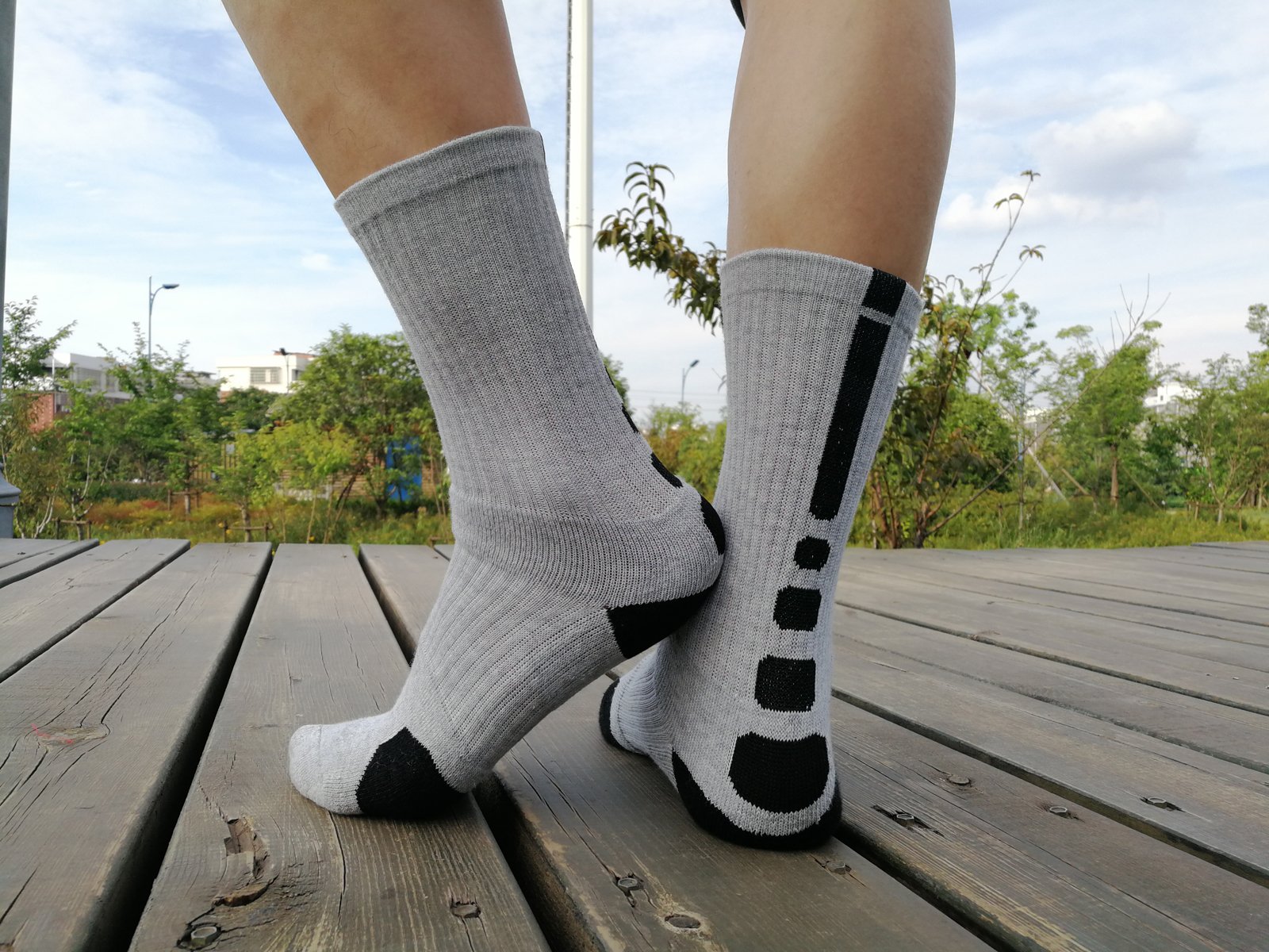 YQHMT Basketball Socks Men's Outdoor Athletic Crew Socks Cushioned Thick Sport Long Compression Socks 4 Pack