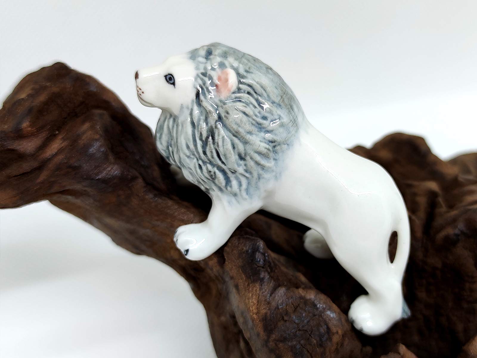SSJSHOP Lion Dollhouse Miniature Figurines Hand Painted Ceramic Animals Collectible Gift Home Garden Decor, White Stand