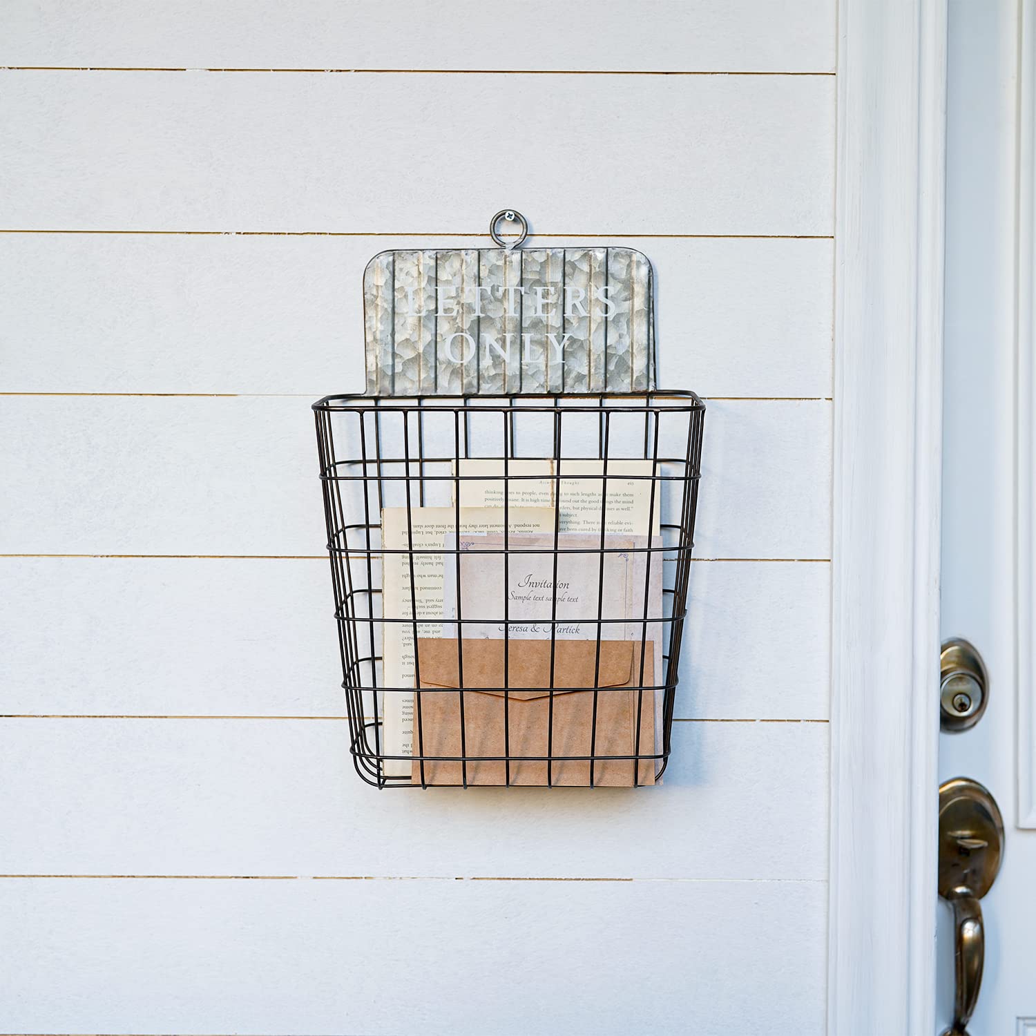 SOFFEE DESIGN Wall Mount Metal Mail Holder Basket Mail Organizer for Storage Postcard, Mail, Newspaper, Letter, Bill, Magazine, Home Office Wall Decor Hanging Letter Basket Mailbox