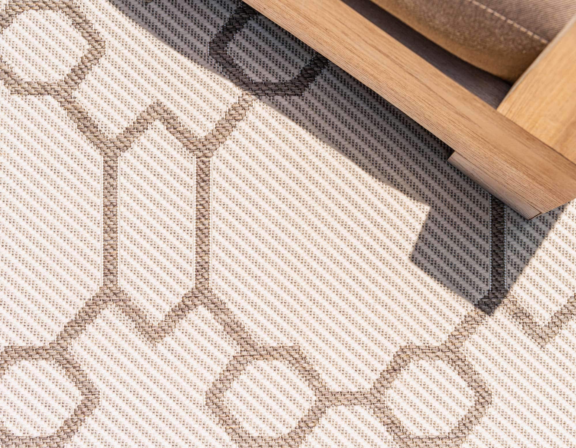 Unique Loom Outdoor Trellis Collection Area Rug - Geometric (6' 1" x 9' Rectangle, Beige/ Brown)