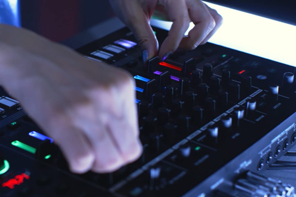 Roland TR-8S Aria Rhythm Machine Bundle with MIDI Cable and Austin Bazaar Polishing Cloth
