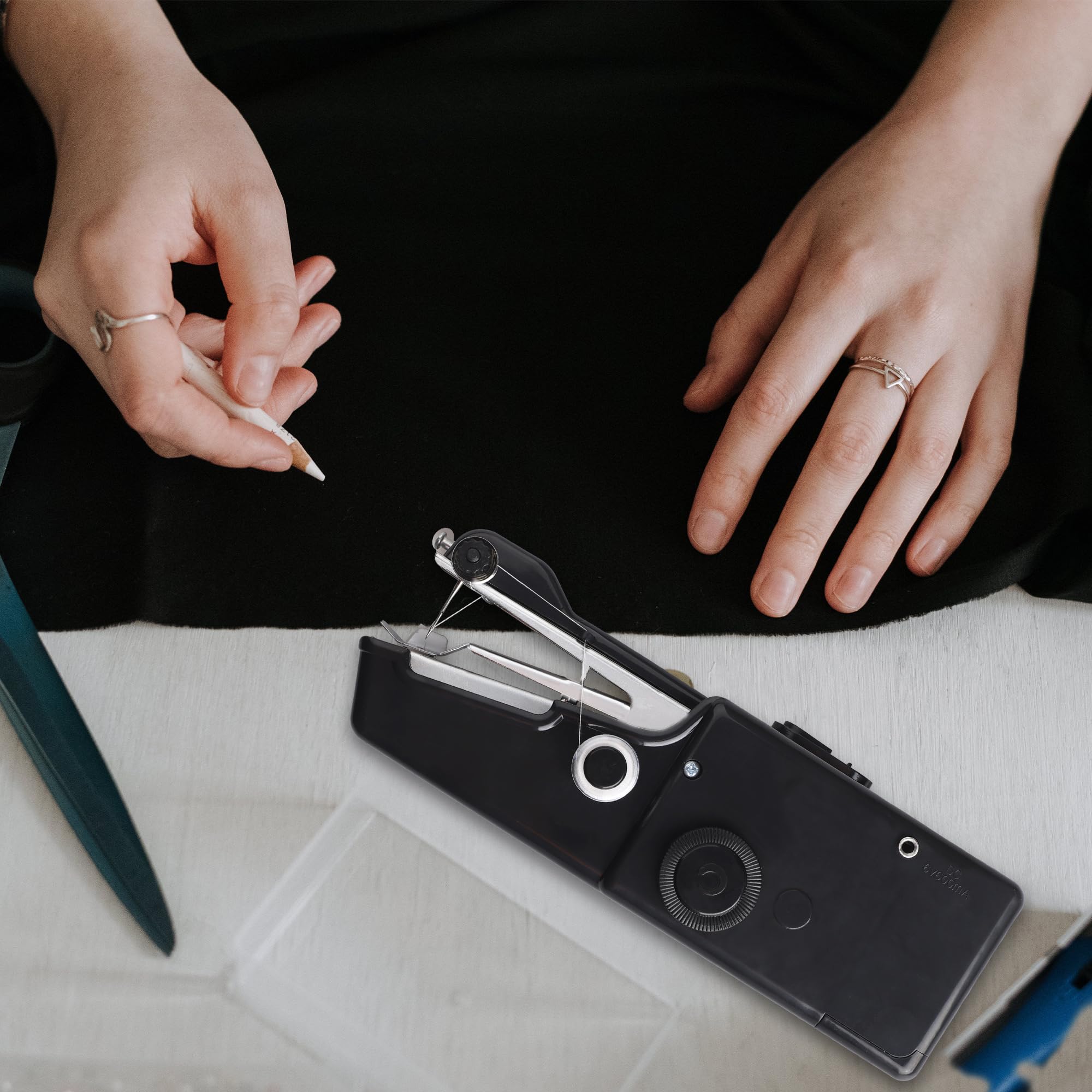 VAKS Mini Handheld Sewing Machine, Portable Electric Sewing Machine for Beginners Easy to use and Quick Stitching Suitable for Clothes, Fabrics and DIY Home Travel, Black