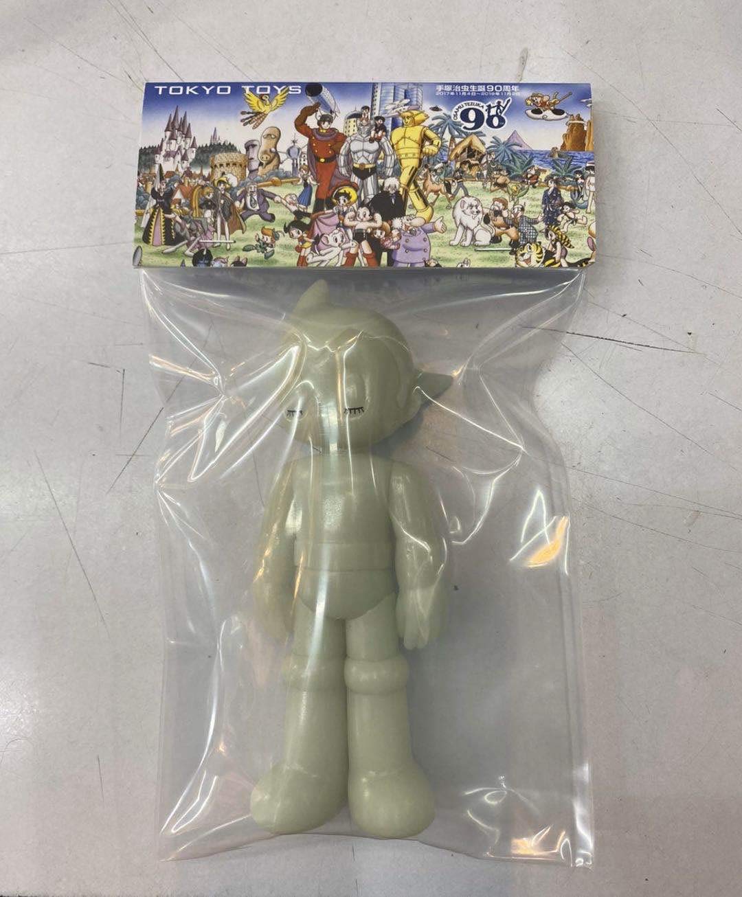 TZKV-019-LU PVC - Astro Boy - Standing (Eye Closing) (135mm) (Luminous)
