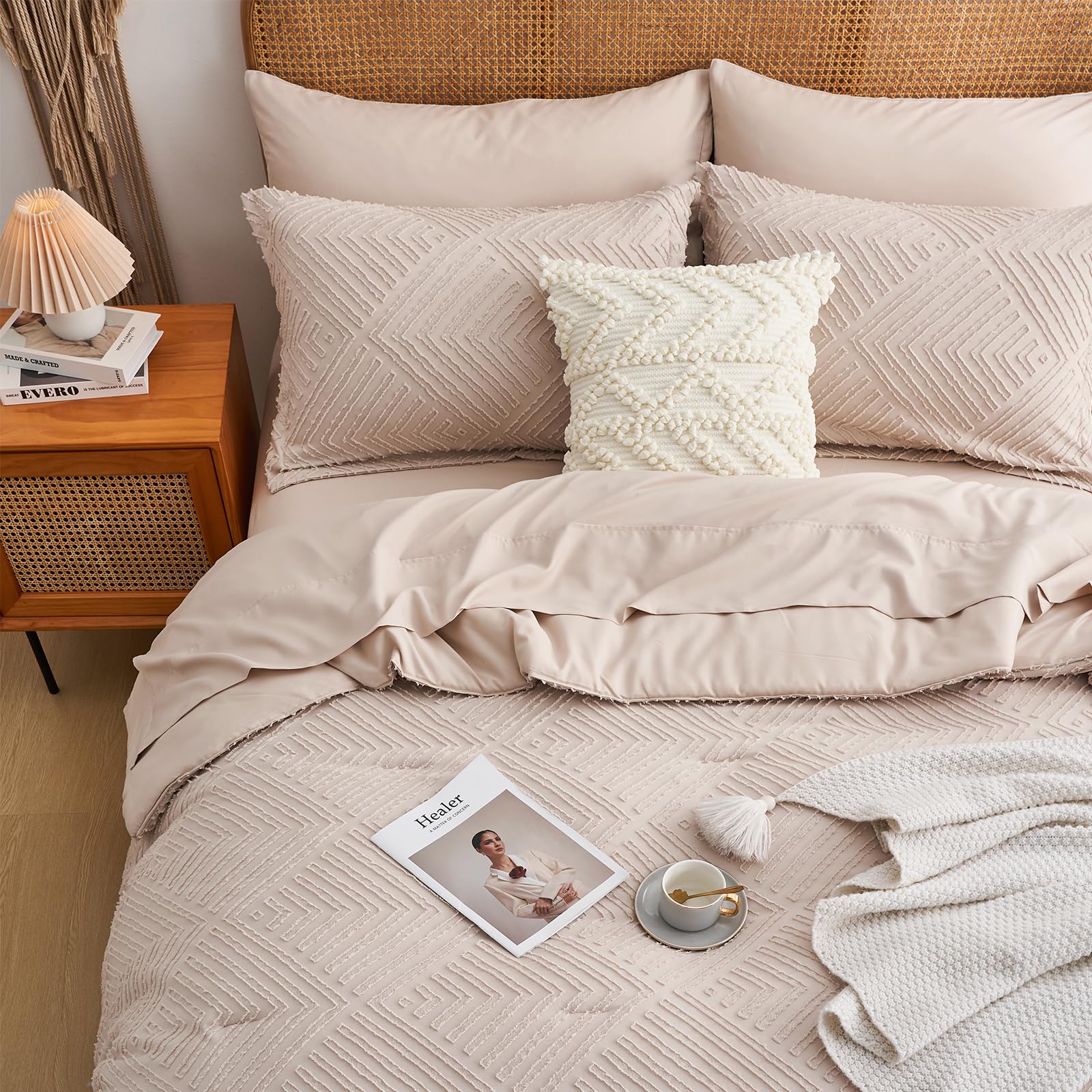 WURUIBO White Queen Comforter Set 7 Piece Bed in a Bag,Tufted Shabby Chic Boho Bedding Comforter Sets,Soft Microfiber Textured Complete Bedding Set for All Season (White,Queen)