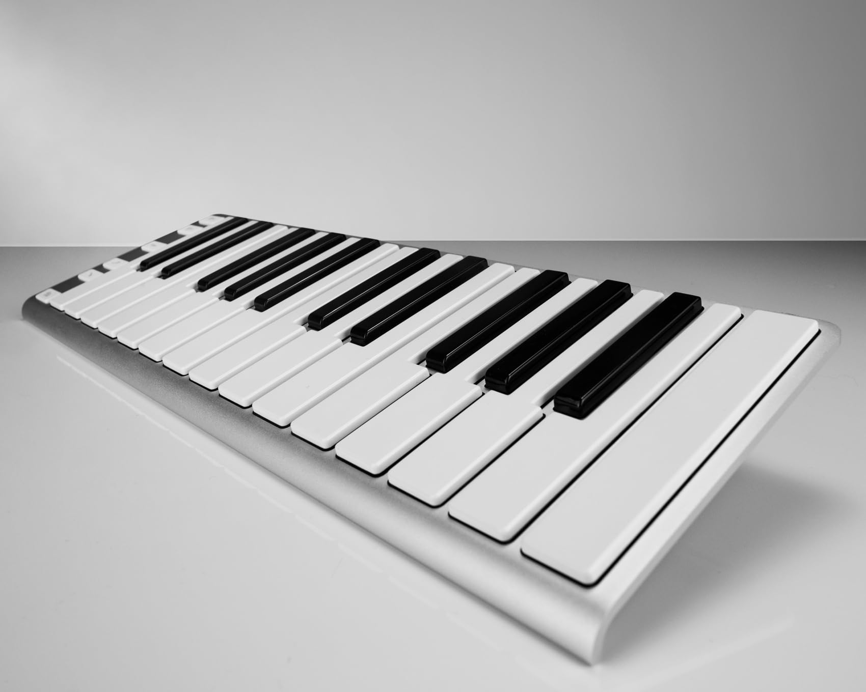 Xkey 25 USB MIDI Keyboard - Apple-Style Ultra-Thin Aluminum Frame, 25 Full-Size Velocity-Sensitive Keys, Polyphonic Aftertouch, Ultra-Low Latency, Simply Plug & Play on iPad, iPhone, Mac, PC