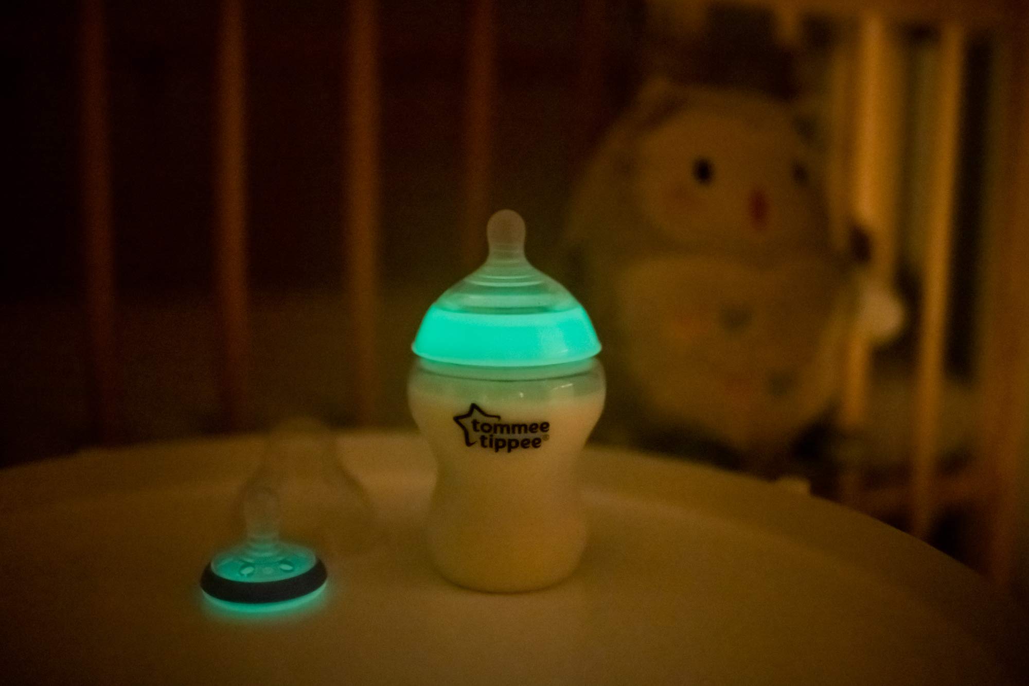 Tommee Tippee Closer to Nature Night-Time Baby Bottle & Breast-Like Pacifier, Glow in The Dark, Clear