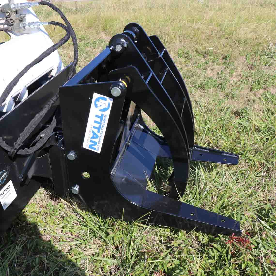 Titan 26†Hydraulic Log Grapple Attachment Compatible with Toro Dingo and Ditch Witch
