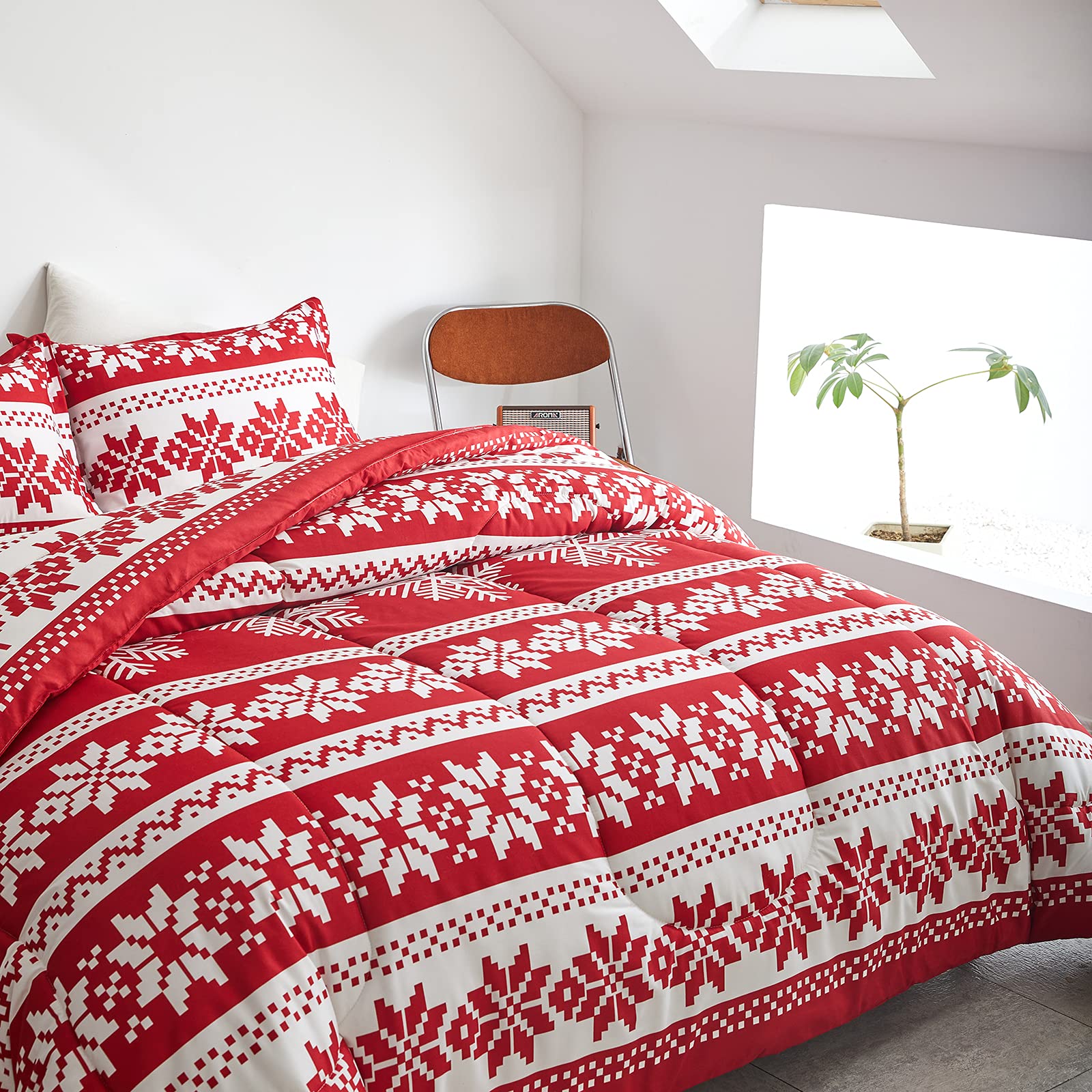 UOZZI BEDDING Christmas Red Comforter Set Queen Size with Red White Snowflake Holiday Style Reversible Down Alternative 800 TC Duvet for New Year Gift Choice with 2 Pillow Shams