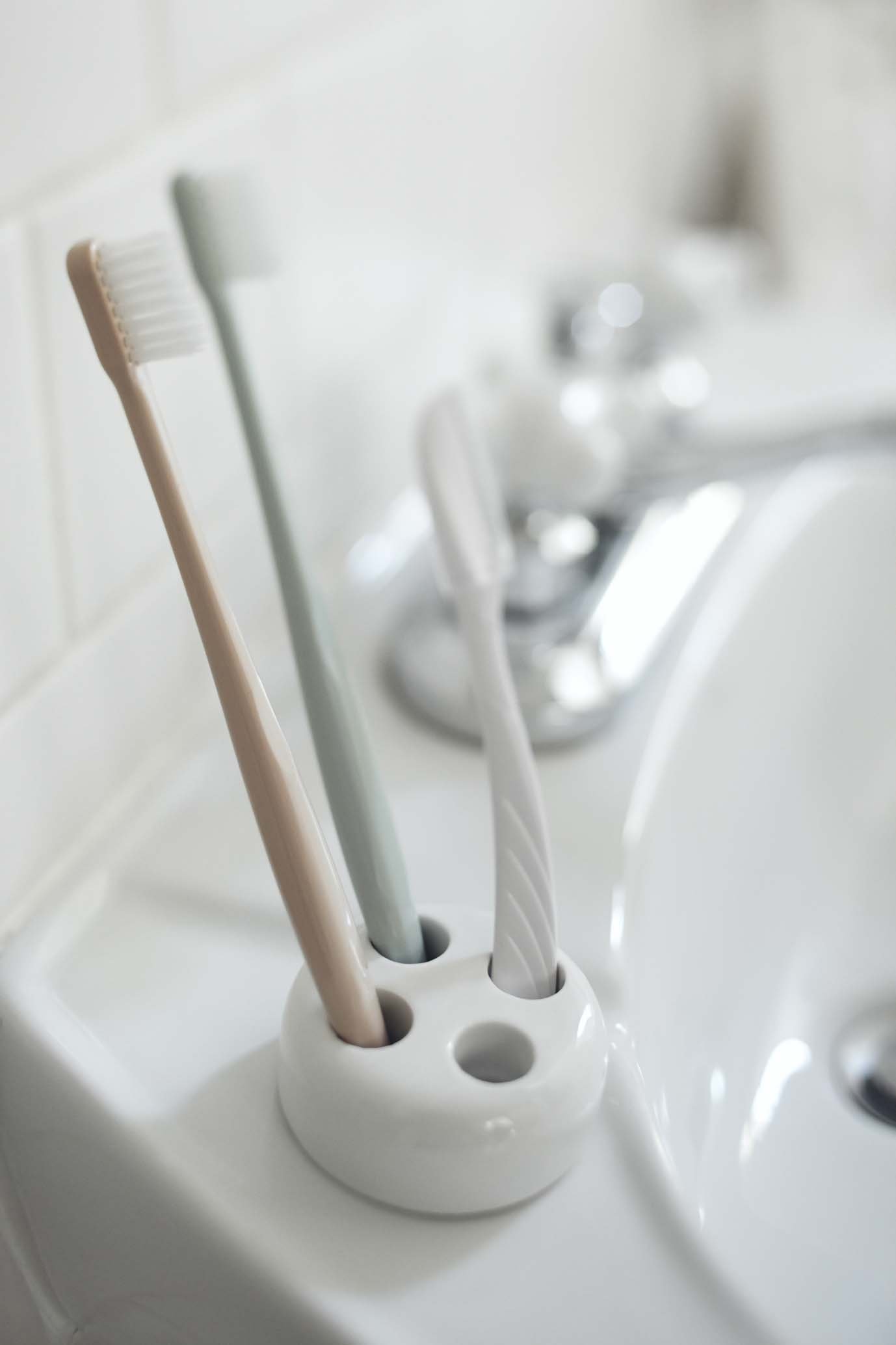Yamazaki Plain Toothbrush Stand, White