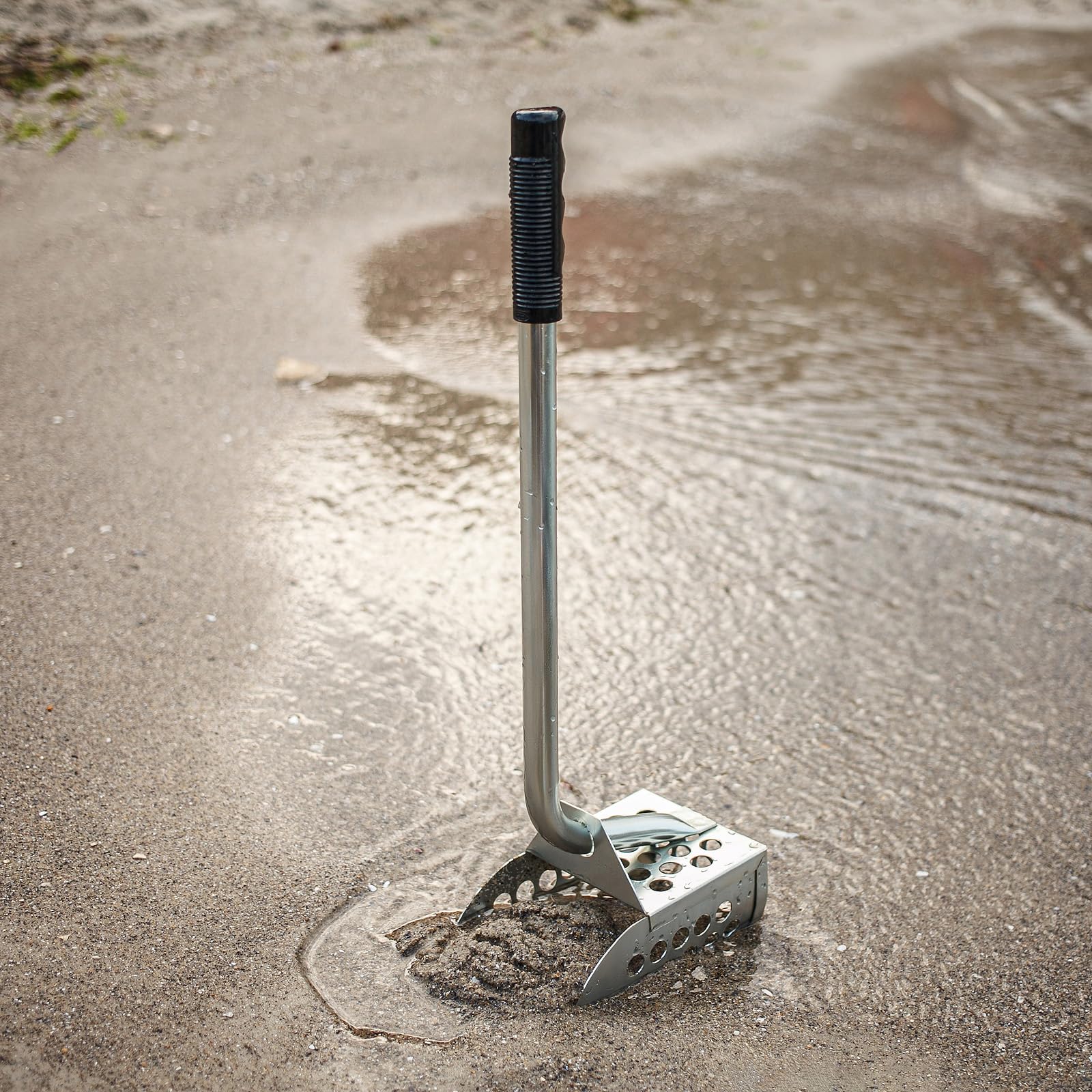 SWEETLO Sand Sifter Scoops for Metal Detecting Long Handle Scooper - Metal Detecting Detector Accessories Sand Scoop for Beach Sifter Digging Pick Basket Scooper Shovel Supplies with Long Handle