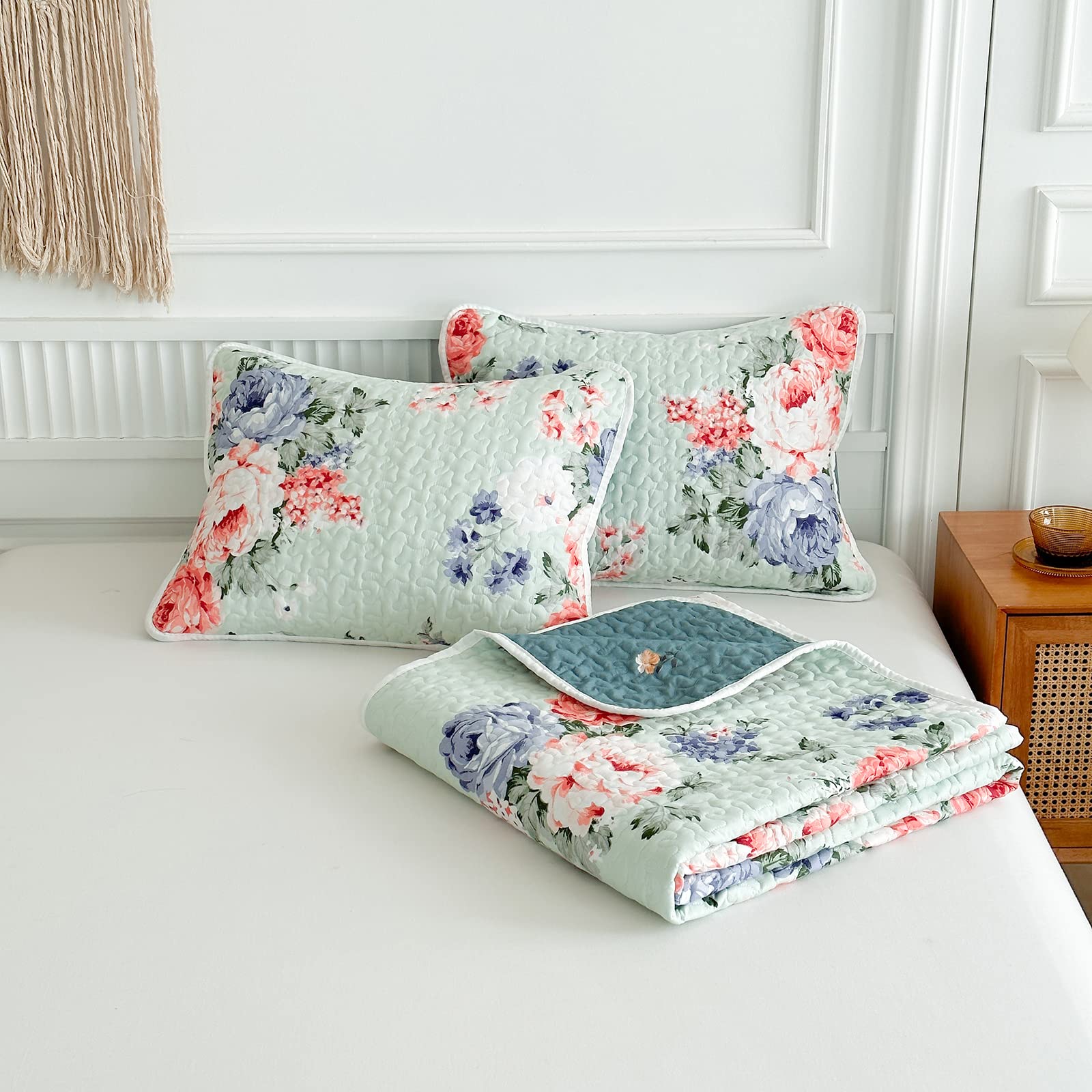 UOZZI BEDDING Botanical Quilt Set Queen Size 90x90 3 PC Reversible Soft Microfiber Lightweight Green Coverlet with Blue Red Flowers Bedspread Summer Bed Cover for All Season (1 Quilt+ 2 Shams)
