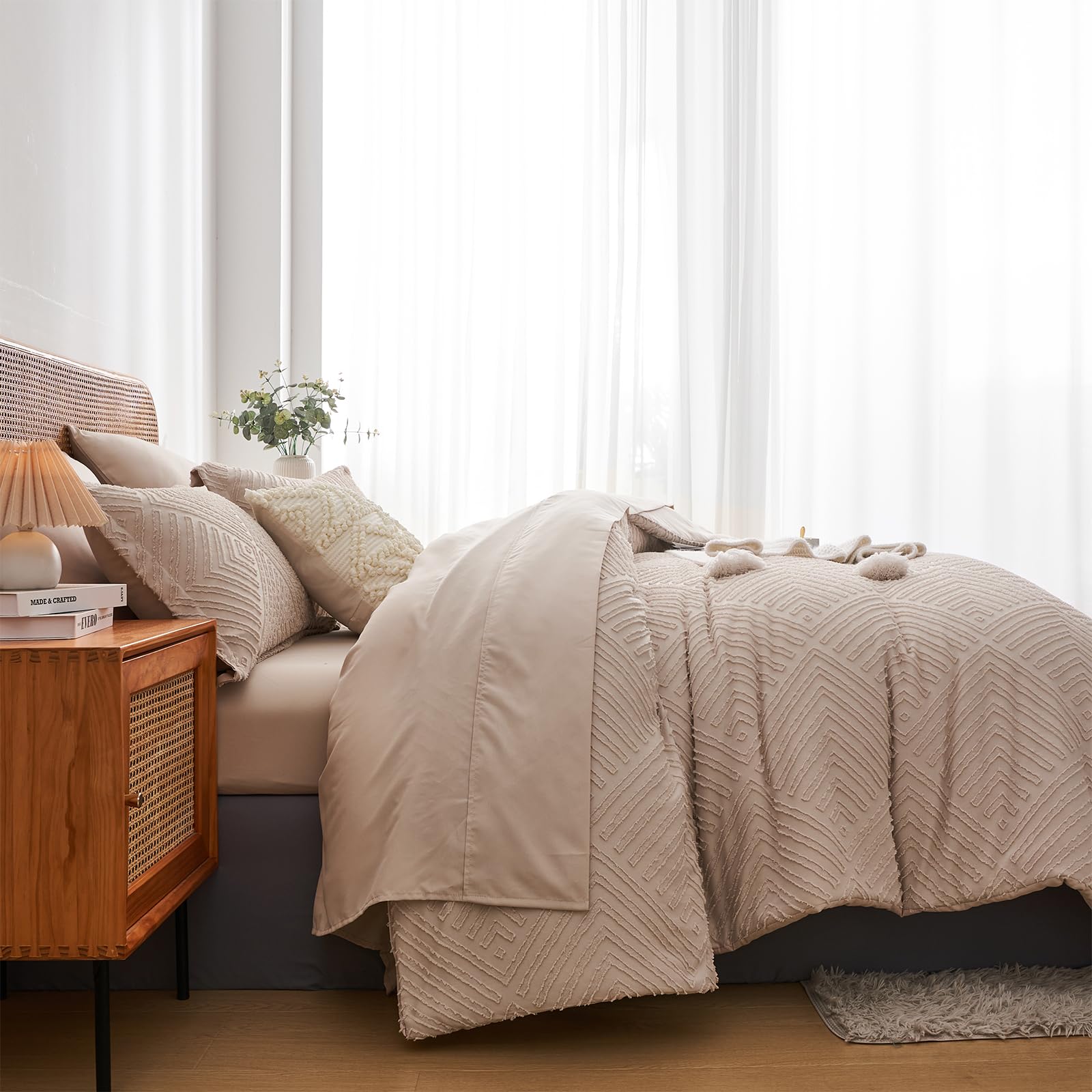 WURUIBO White Queen Comforter Set 7 Piece Bed in a Bag,Tufted Shabby Chic Boho Bedding Comforter Sets,Soft Microfiber Textured Complete Bedding Set for All Season (White,Queen)