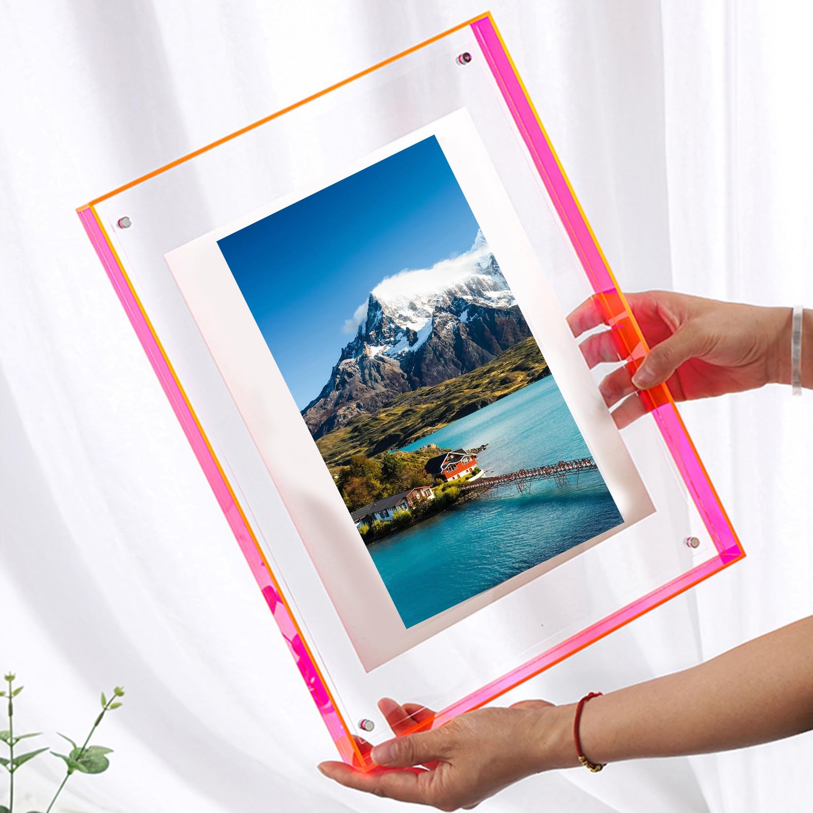 Tainrunse Photo Frame Floating Effect Photo Frame Acrylic Photo Frame Vibrant Floating Picture Frame for Gallery Home Office Decoration Rose Red 16cm