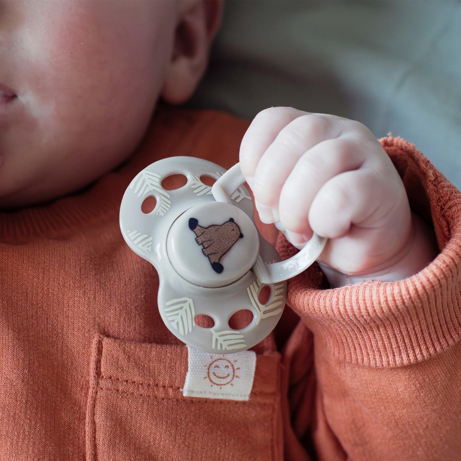 Tommee Tippee Fun Pacifier, 6-18 months, 6 pack with a symmetrical, BPA free silicone nipple