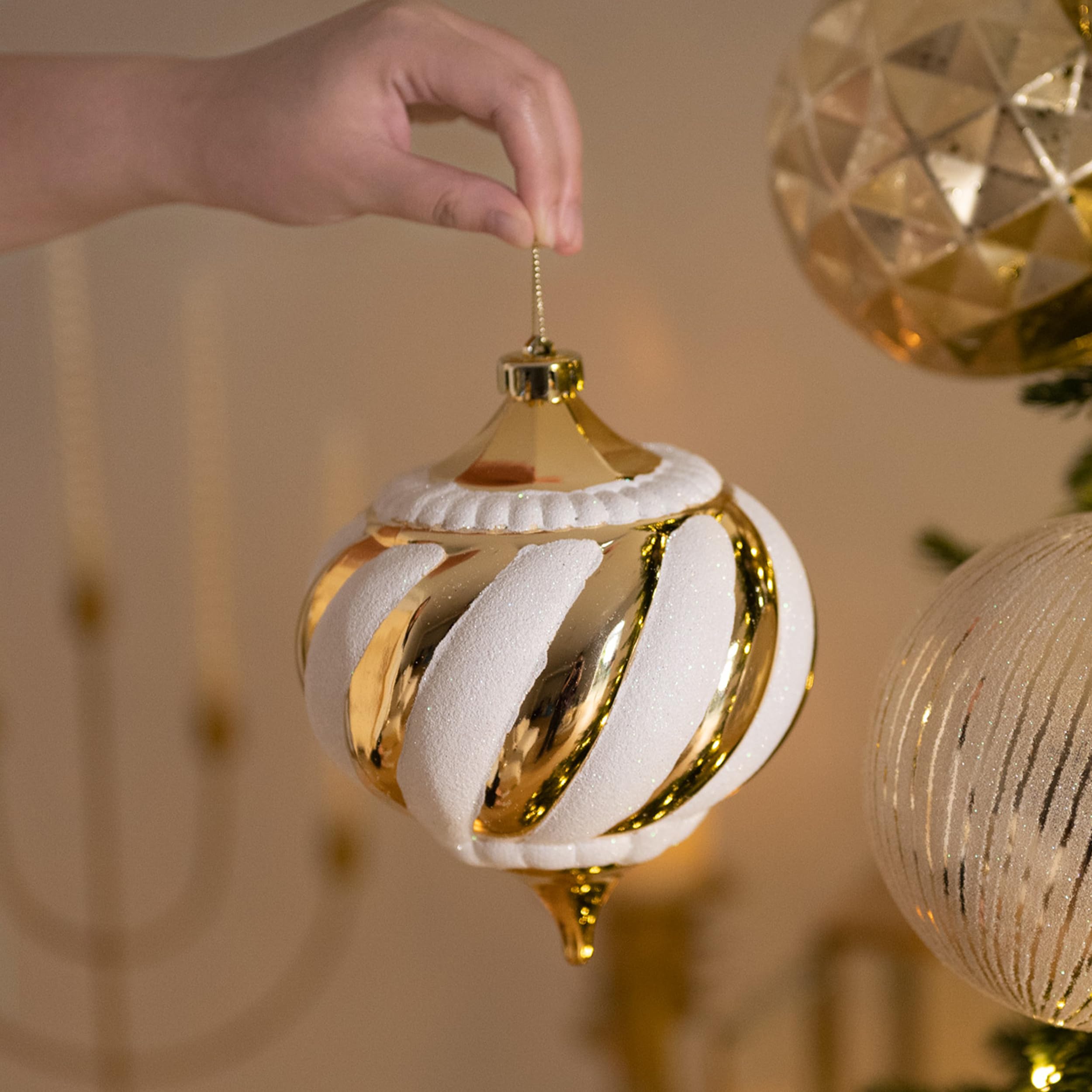 Valery Madelyn Christmas Tree Ornaments Set, 4ct White and Gold Shatterproof Christmas Tree Decorations Bulk, 5.9 Inches Elegant Hanging Ball Ornaments for Xmas Trees Holiday Decor
