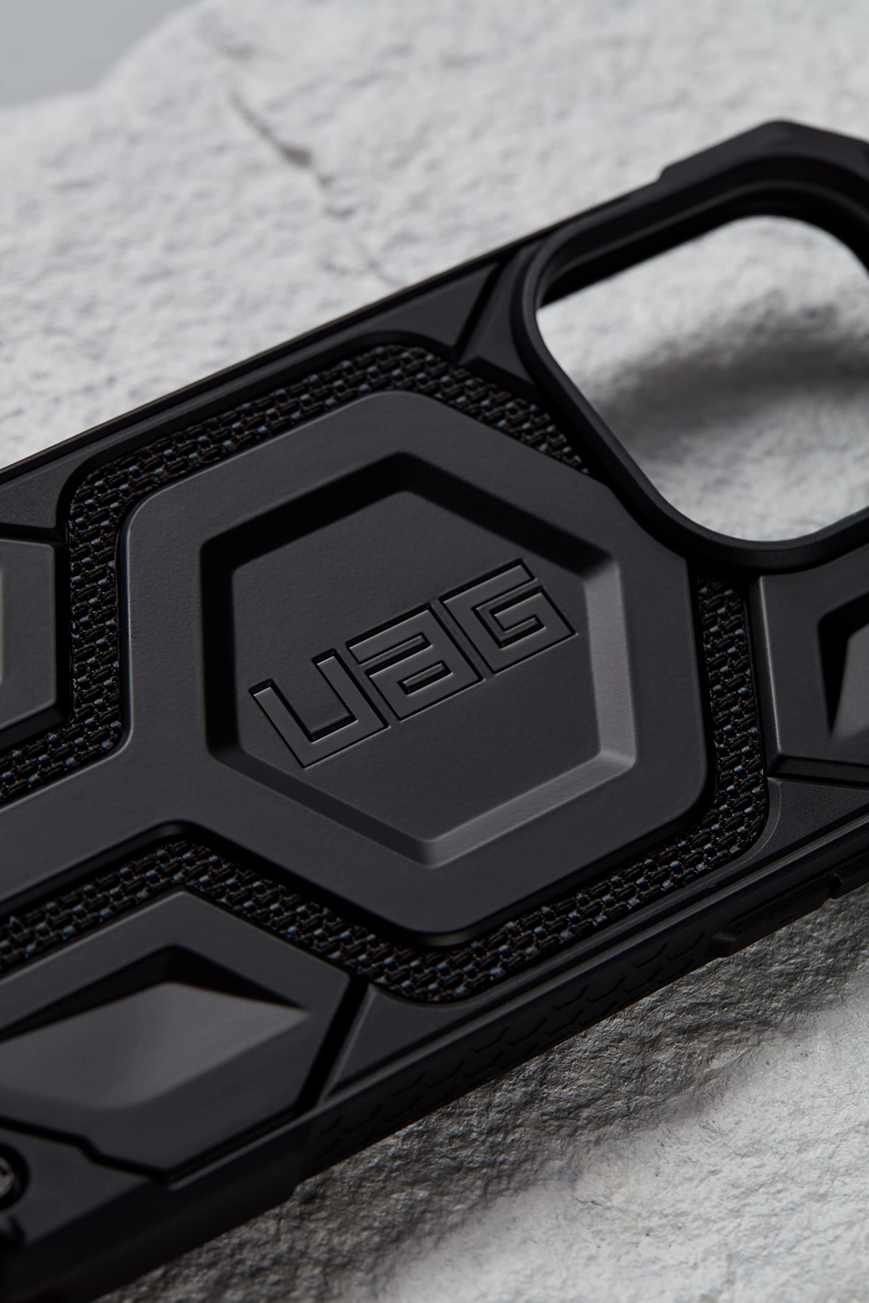 URBAN ARMOR GEAR UAG Designed for iPhone 14 Pro Max Case Kelvar Black 6.7" Monarch Pro Build-in Magnet Compatible with MagSafe Charging Rugged Shockproof Dropproof Premium Protective Cover