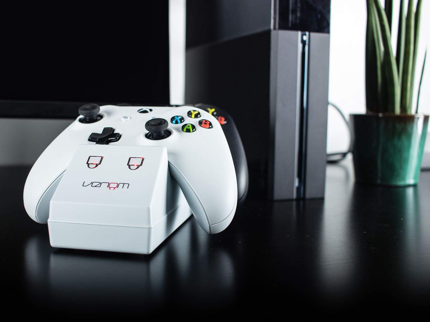 Venom Xbox One Twin Docking Station with 2 x Rechargeable Battery Packs: White Xbox One