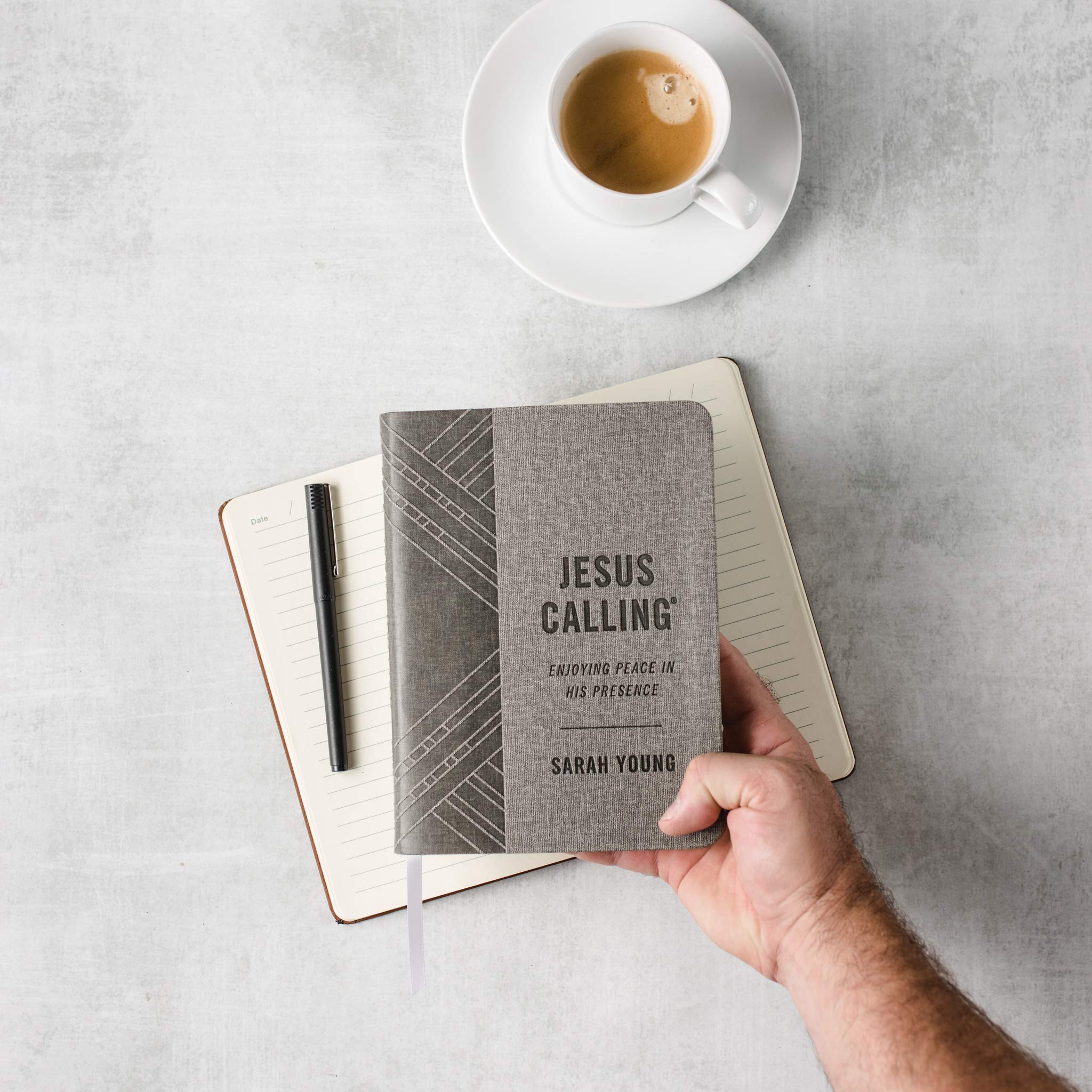 Jesus Calling, Textured Gray Leathersoft, with Full Scriptures: Enjoying Peace in His Presence (A 365-Day Devotional)